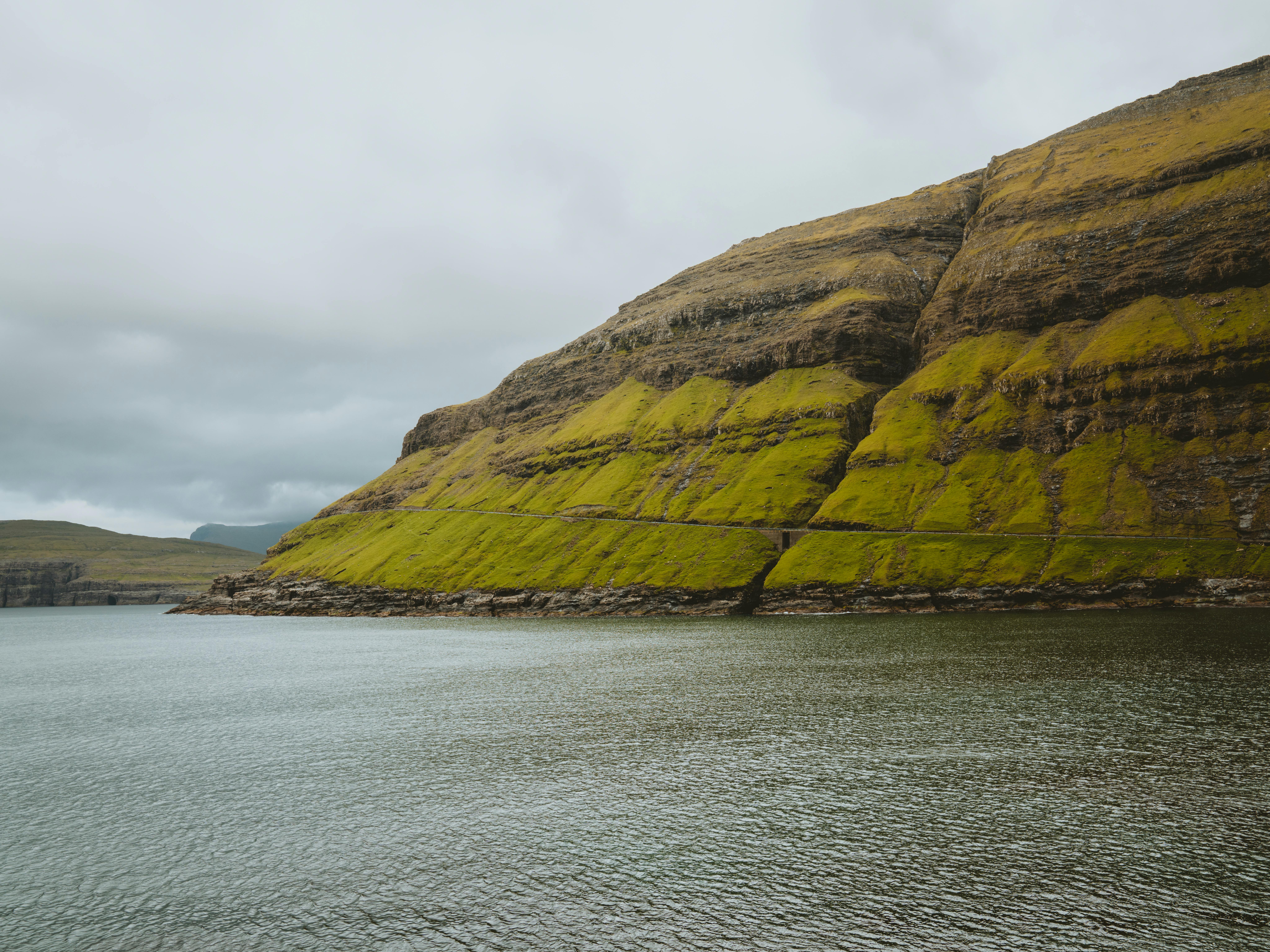 Green Mountain near Ocean · Free Stock Photo