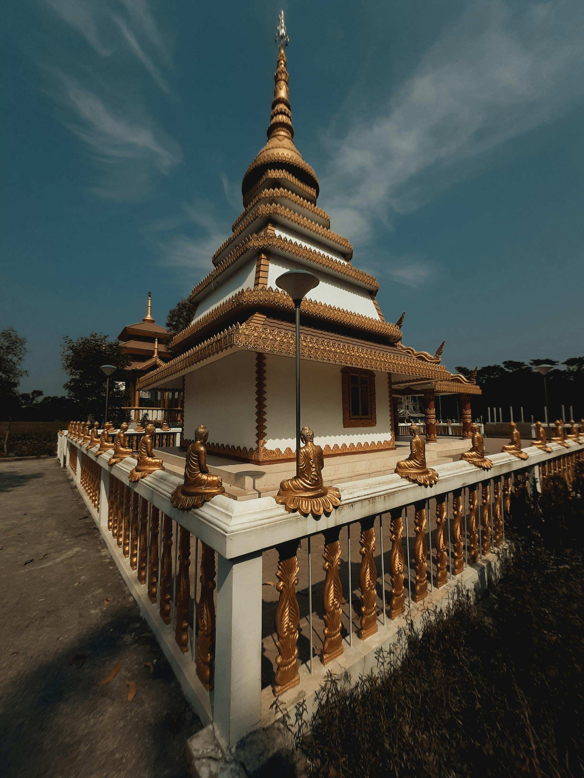 Statues of Eastern Gods and Elephant · Free Stock Photo