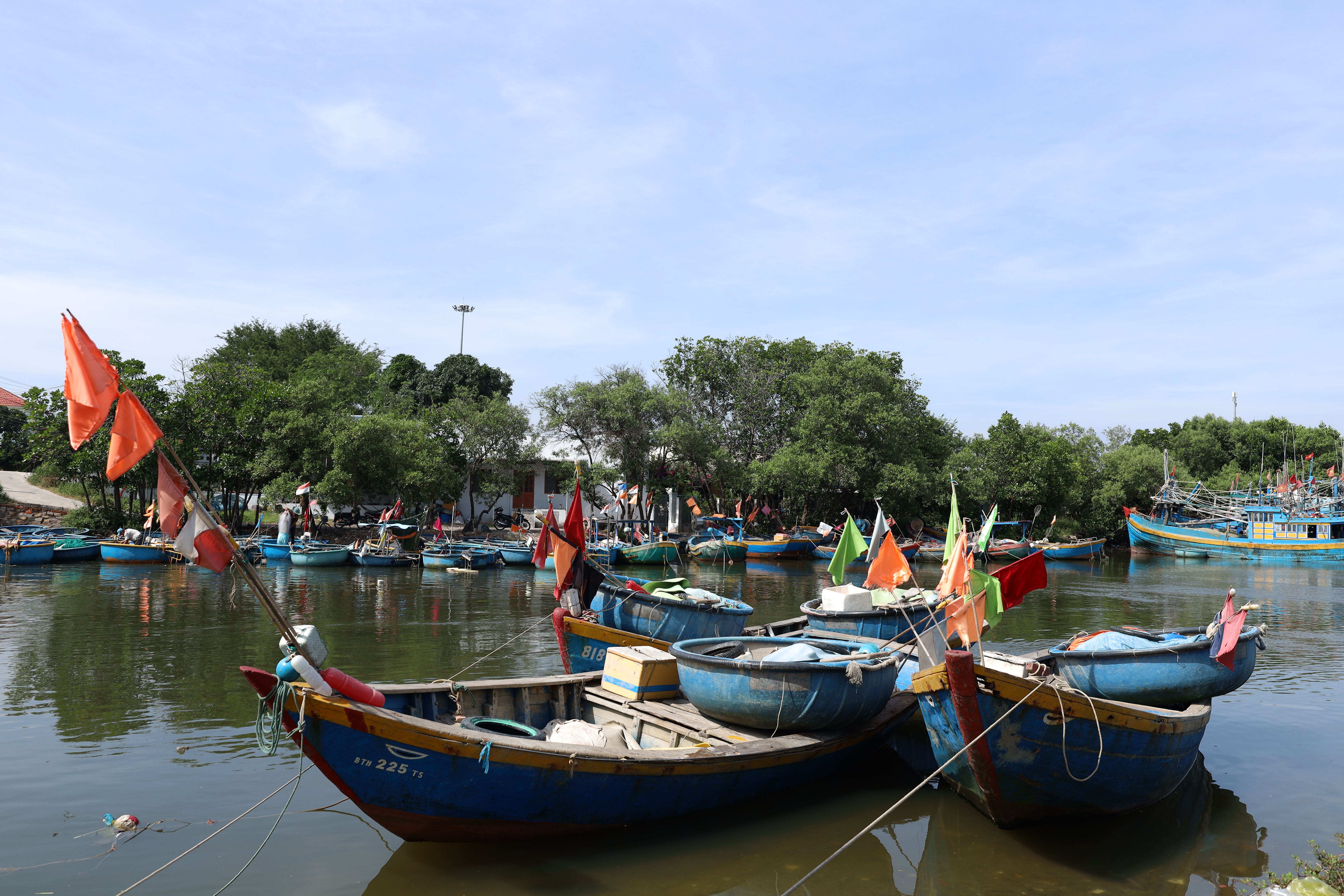 Boats on River in Village · Free Stock Photo