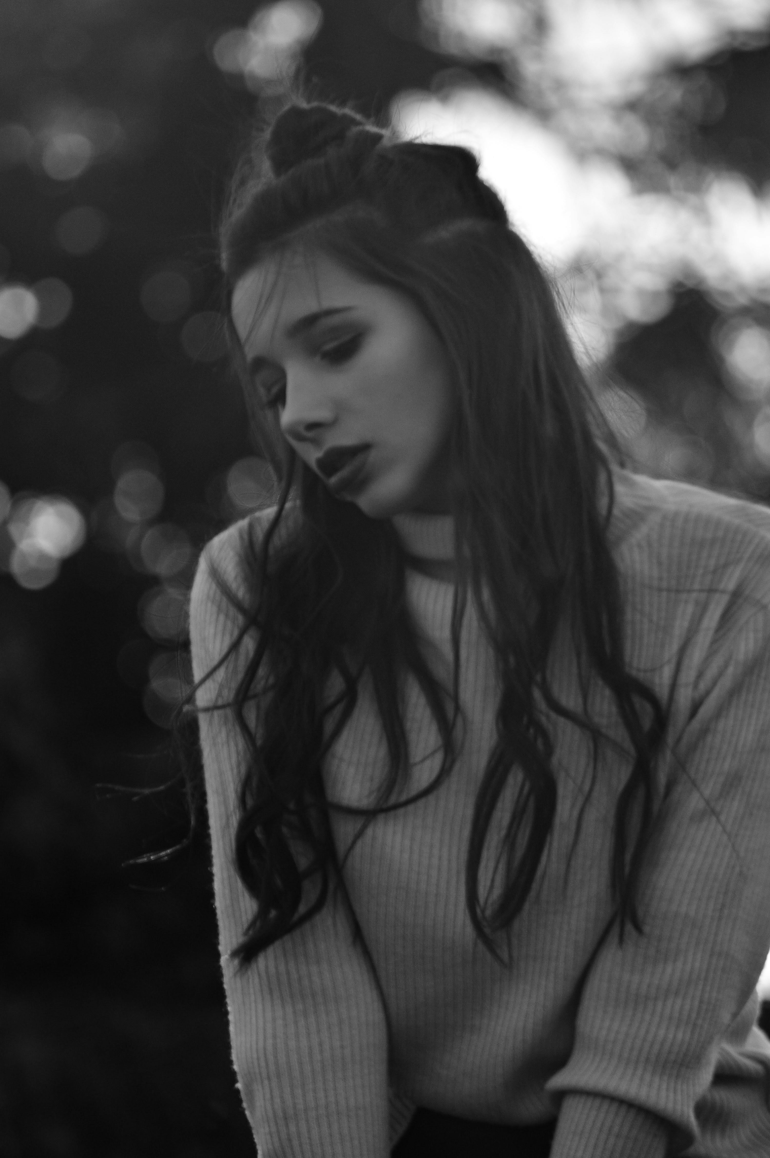 Black and White Photo of a Woman Looking Back · Free Stock Photo Black and White Photo of a Woman Looking Back · Free Stock Photo