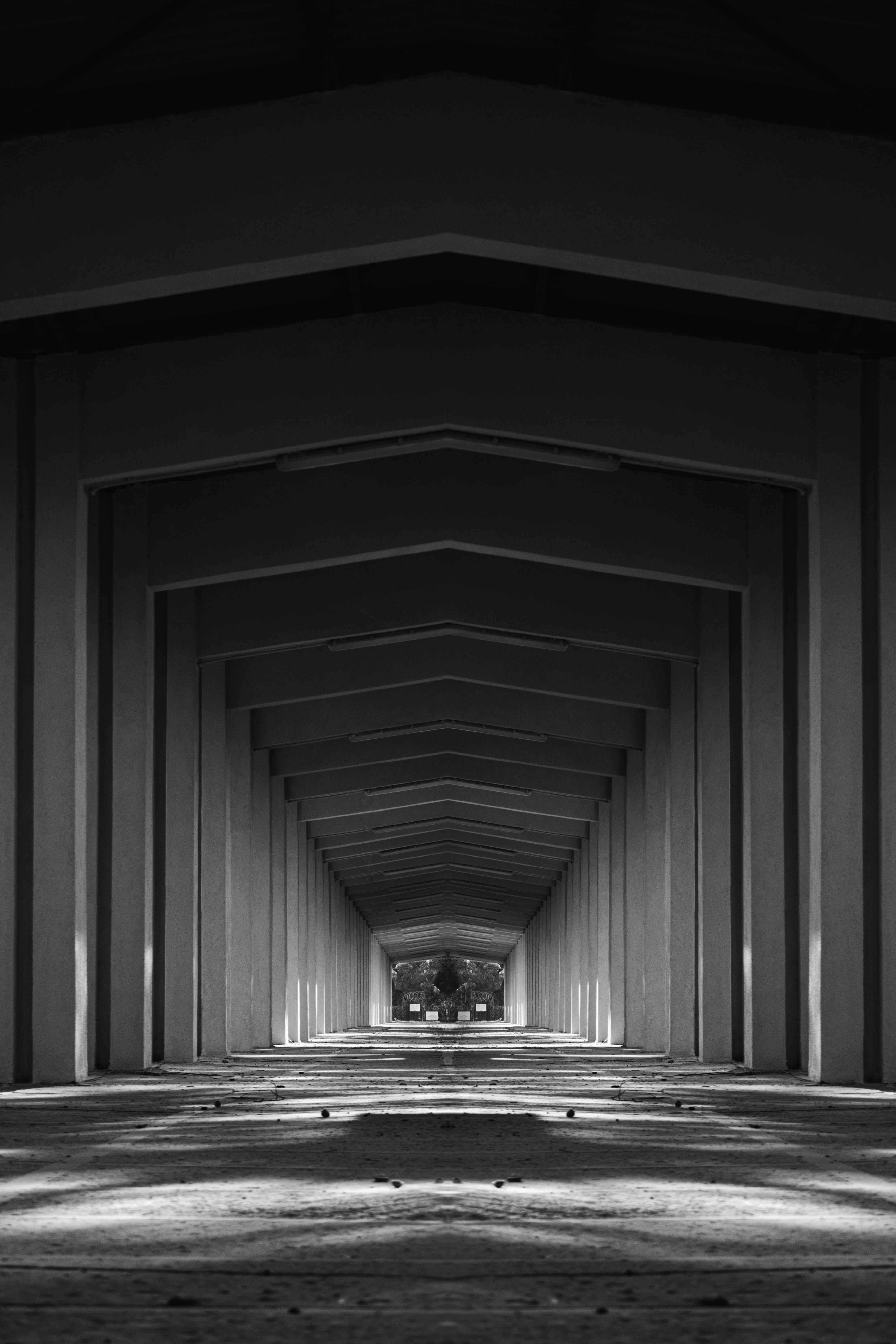 Diminishing Perspective in Tunnel · Free Stock Photo