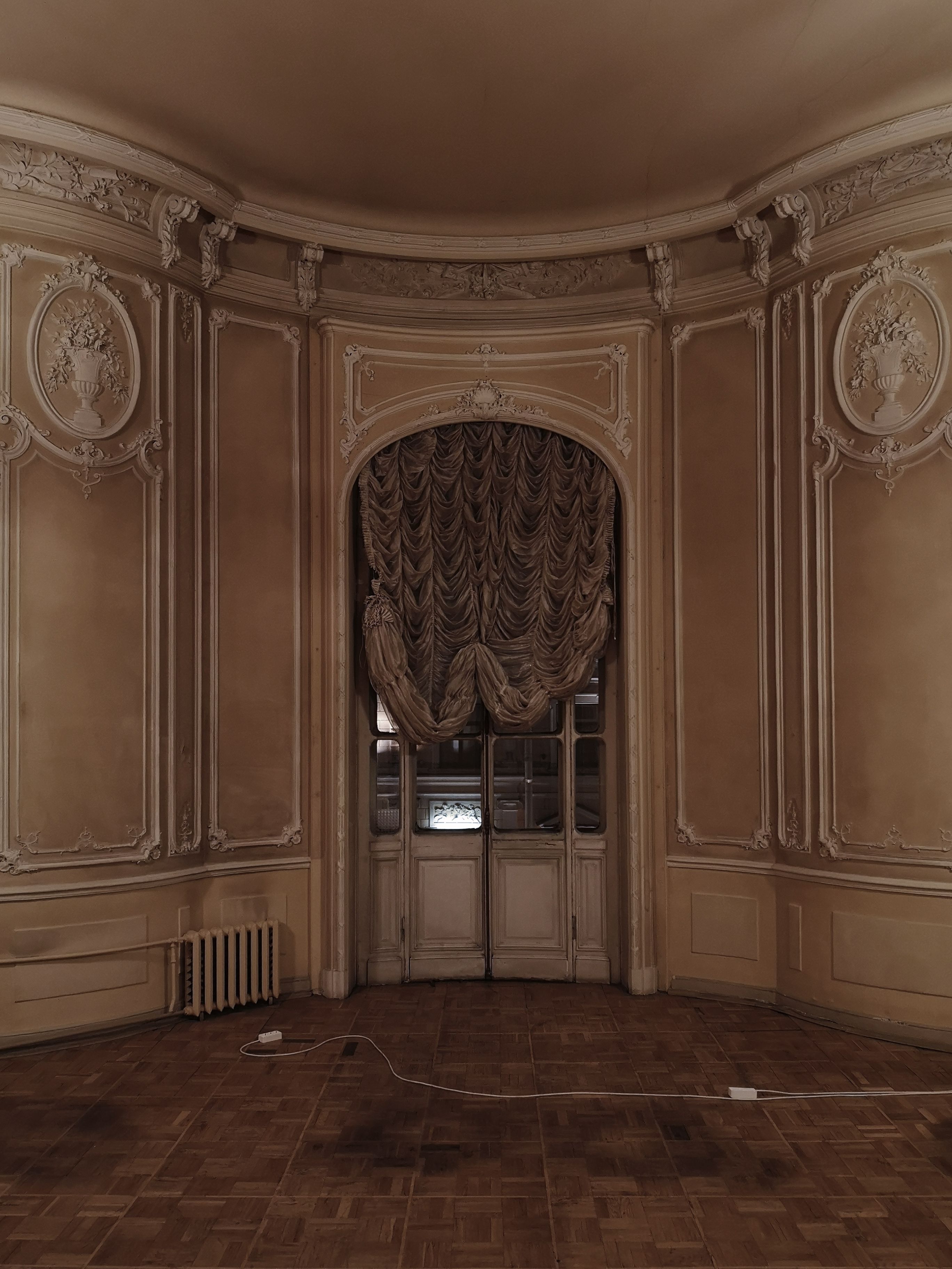 Old Classic Mansion Room with Ornate Walls · Free Stock Photo