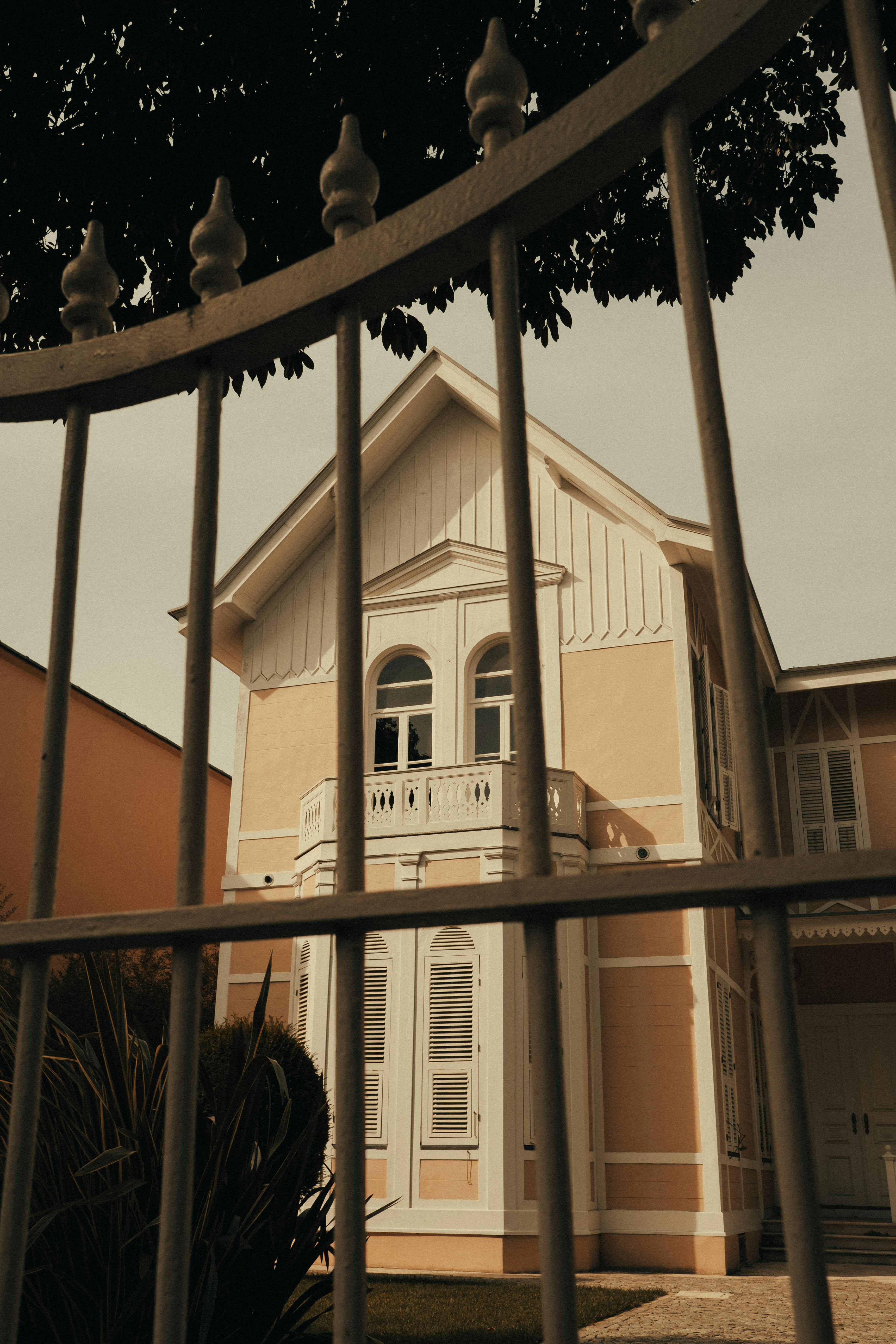 White and Beige Concrete Building · Free Stock Photo