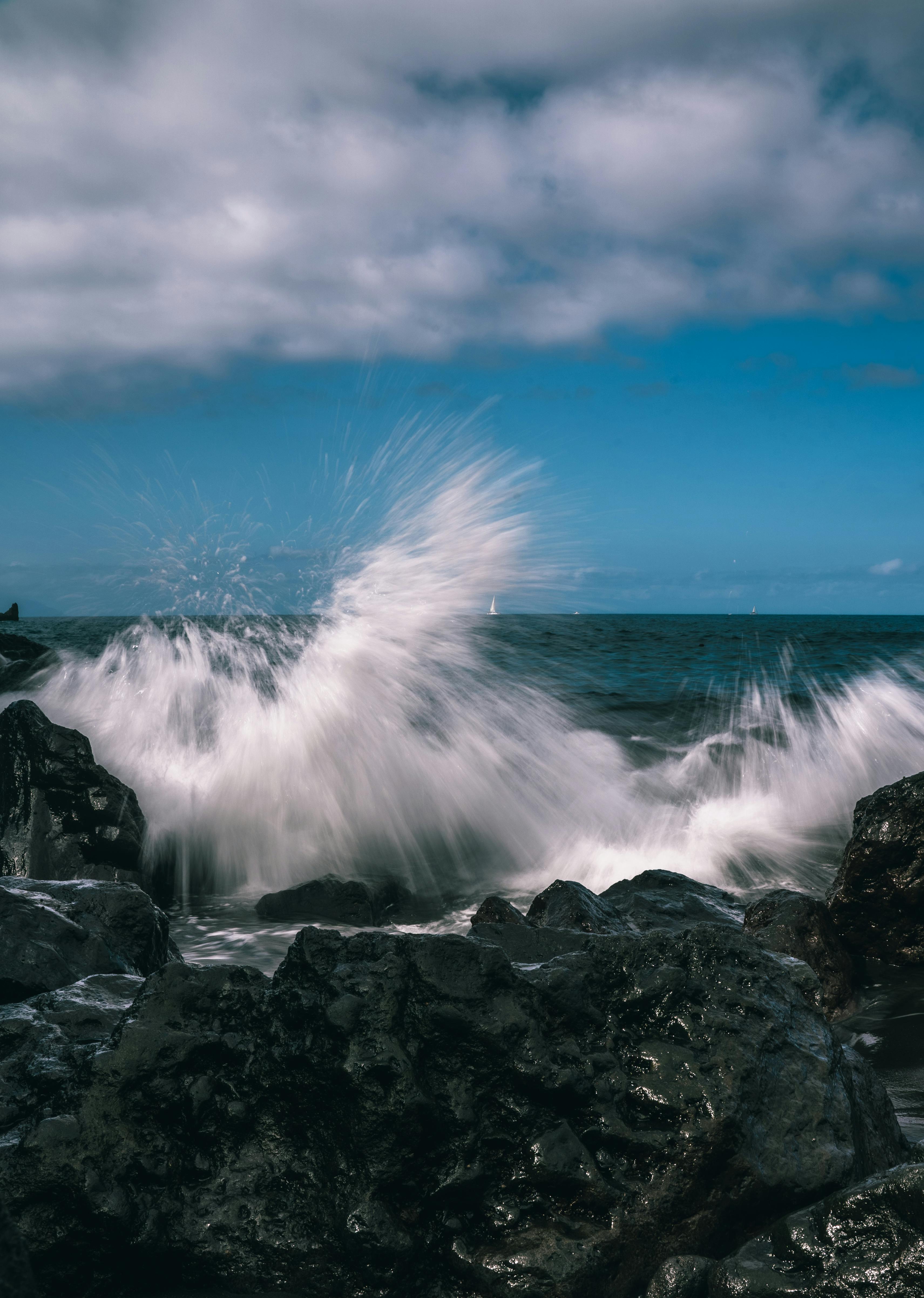 Ocean Waves Crashing on a Rocky Shore · Free Stock Photo