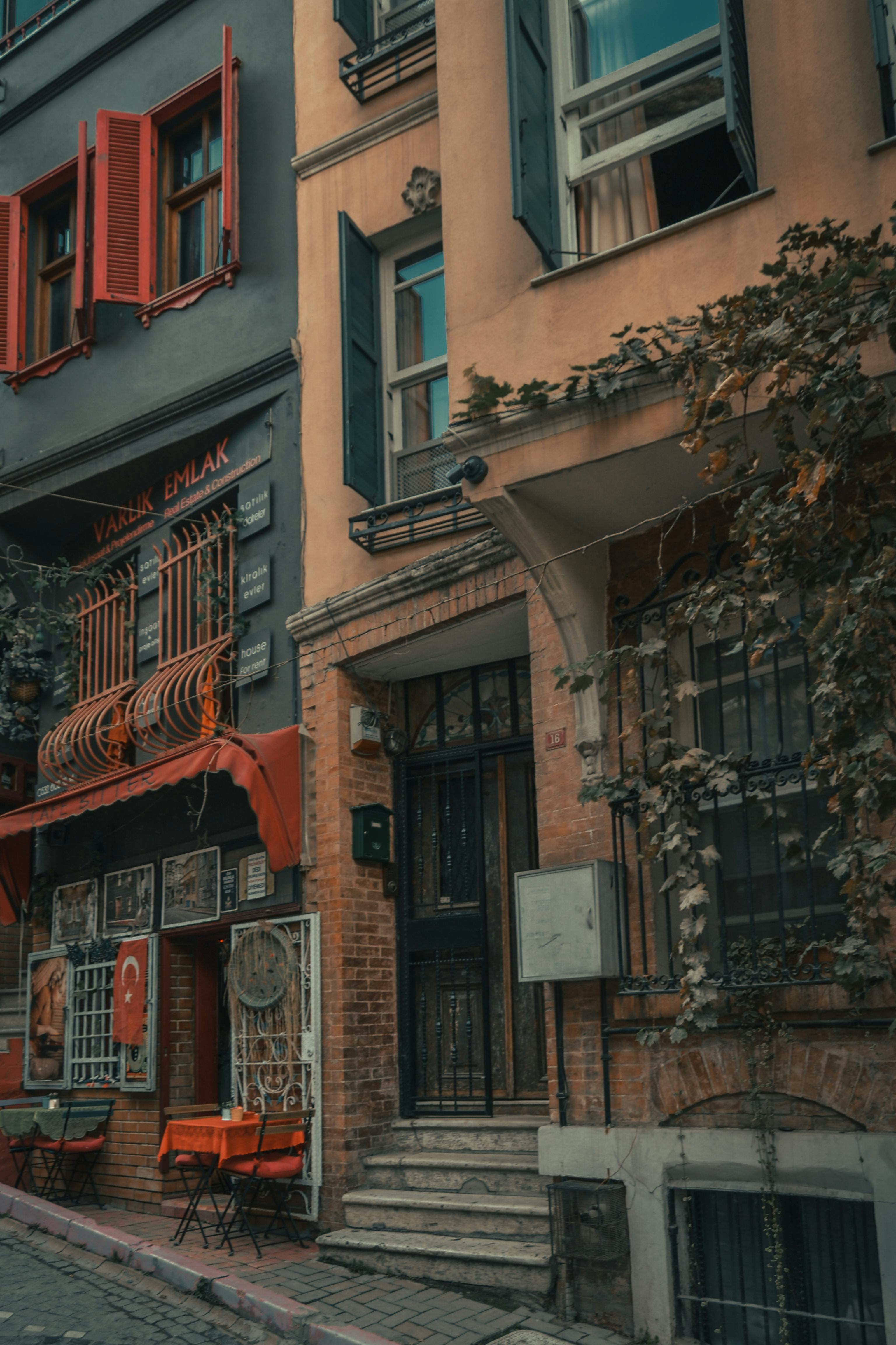 Beige Concrete Building · Free Stock Photo