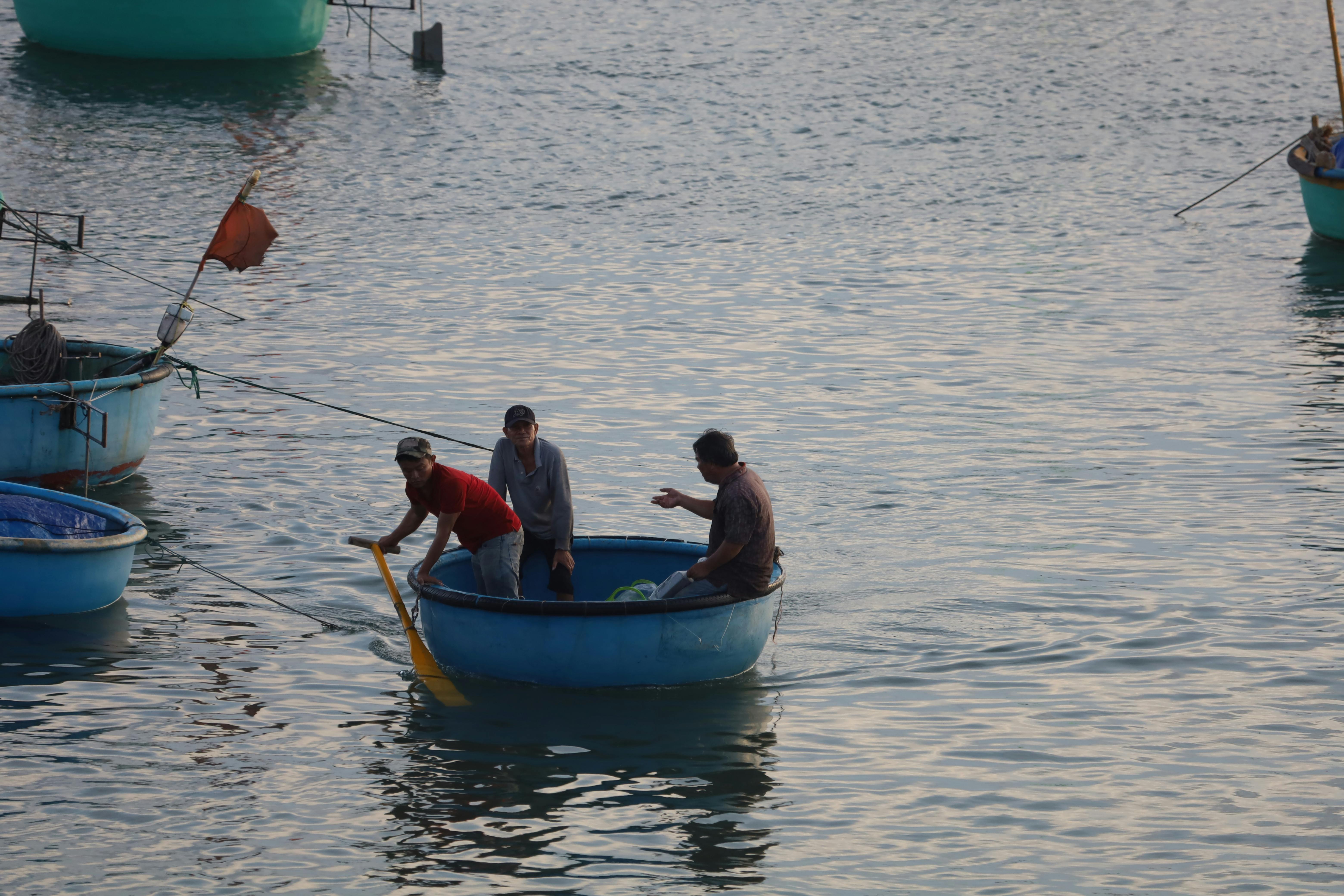 Men in a Boat · Free Stock Photo