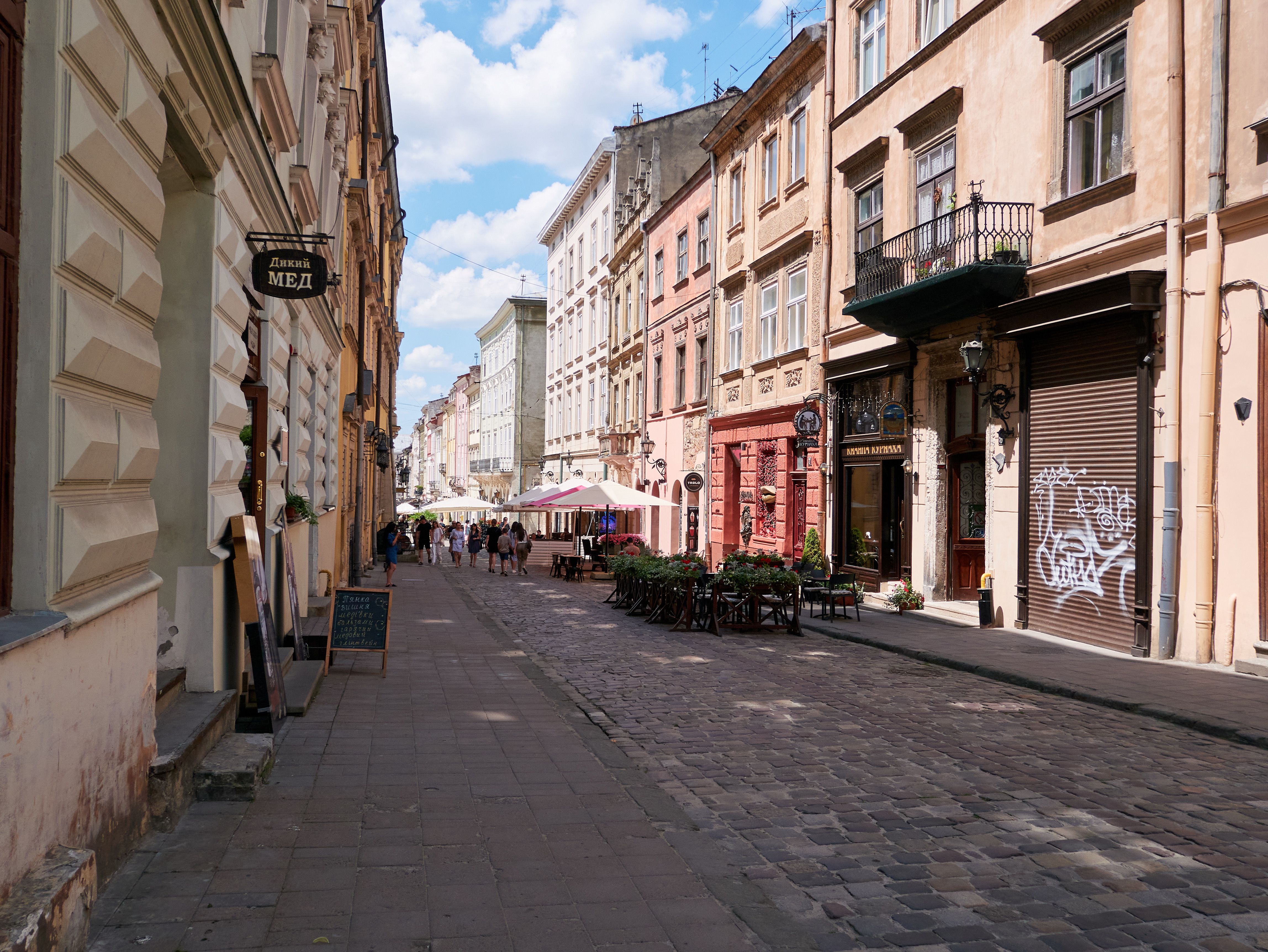 Restaurant in the Alleyway · Free Stock Photo