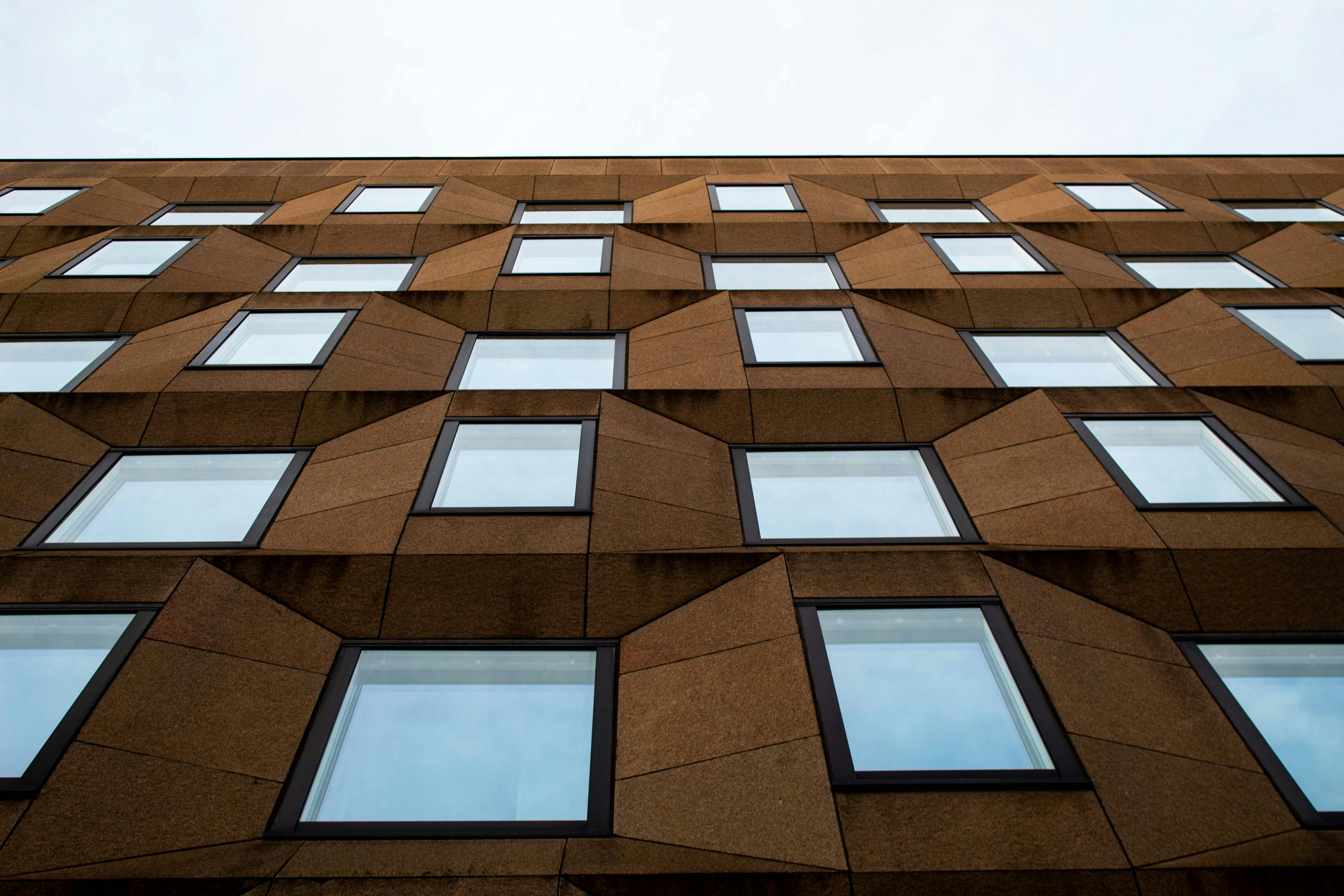 Building with a Lot of Windows · Free Stock Photo