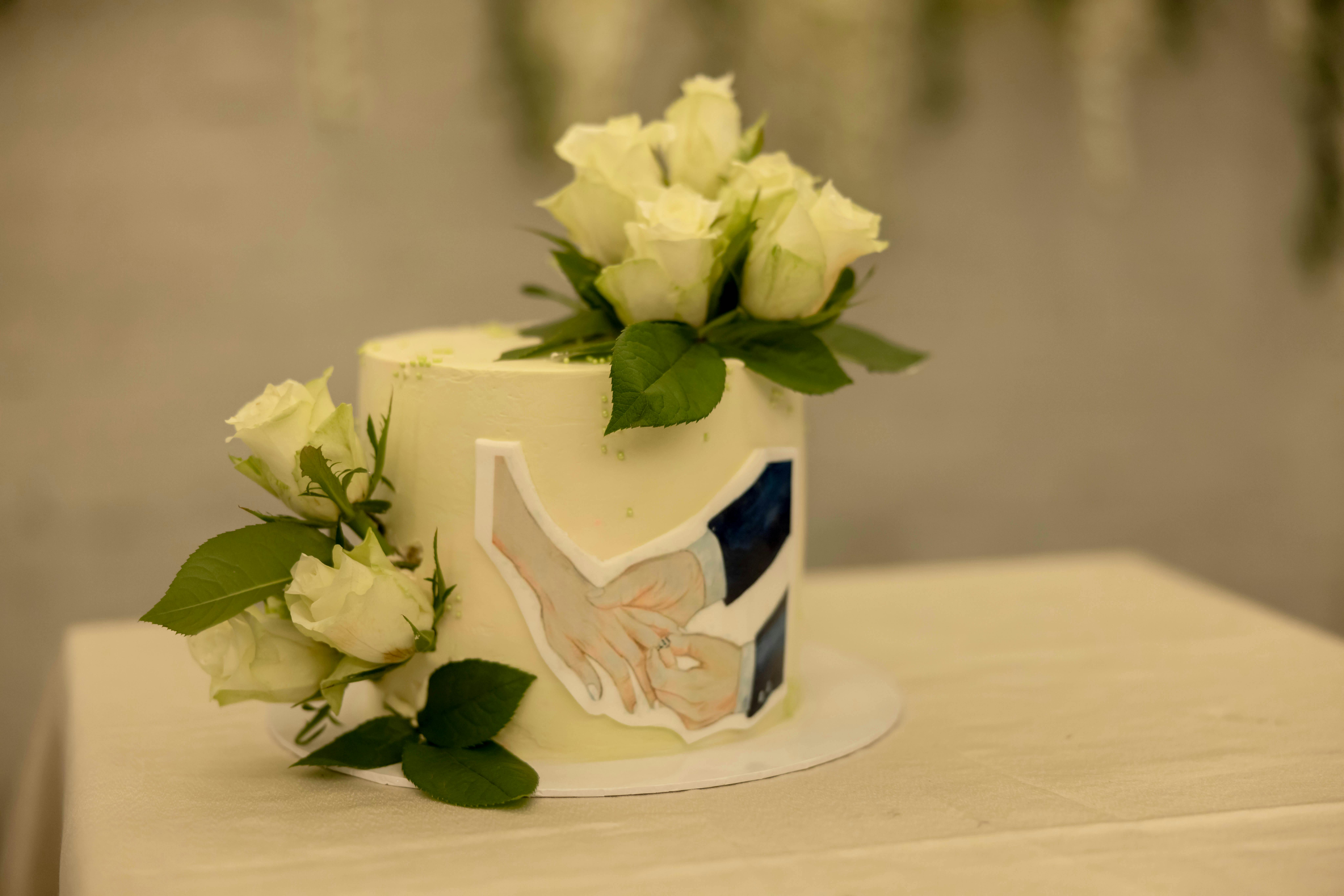 White Roses in a Ceramic Cake · Free Stock Photo