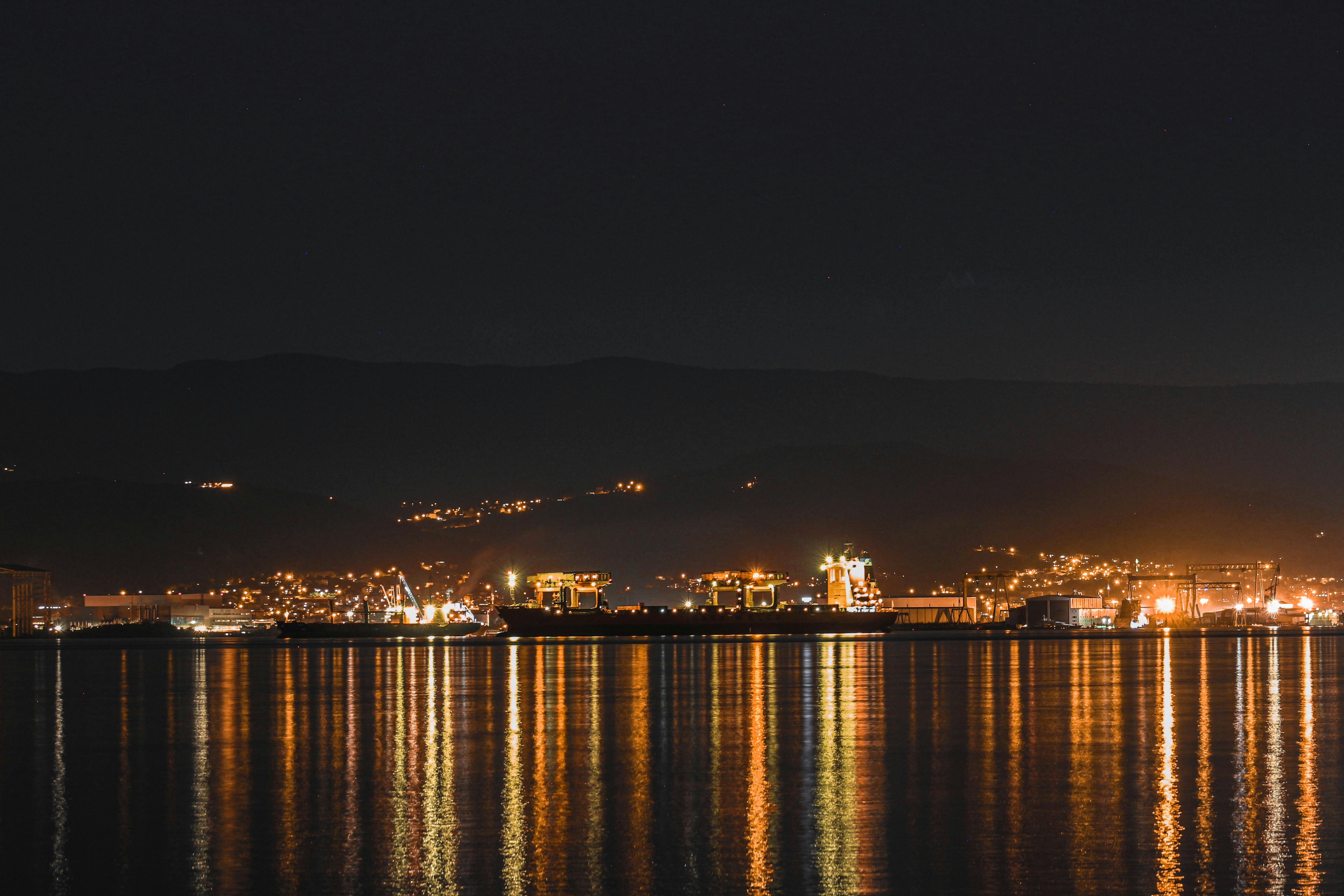 Seaside at midnight · Free Stock Photo