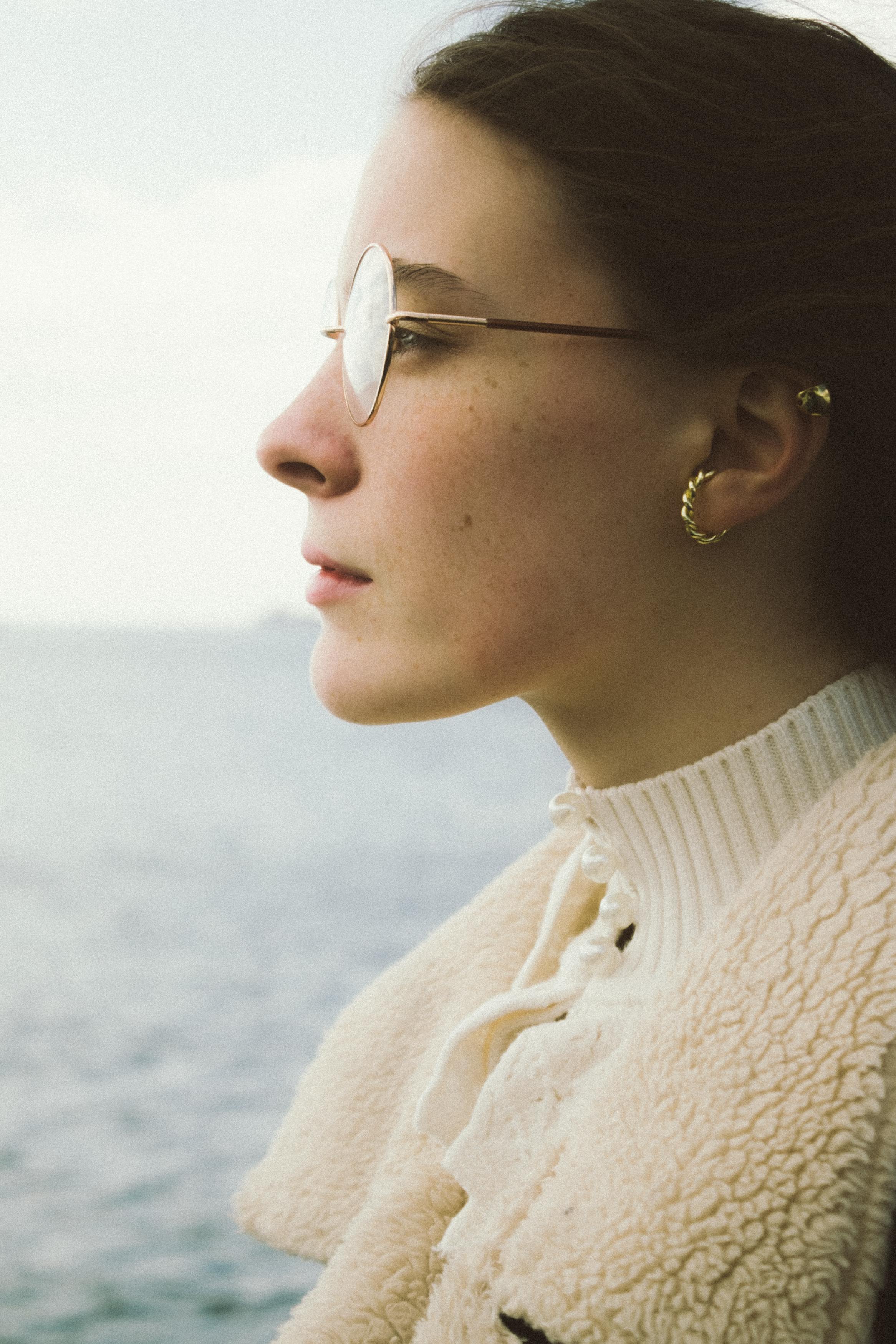Side Profile of w Young Woman on a Seashore · Free Stock Photo