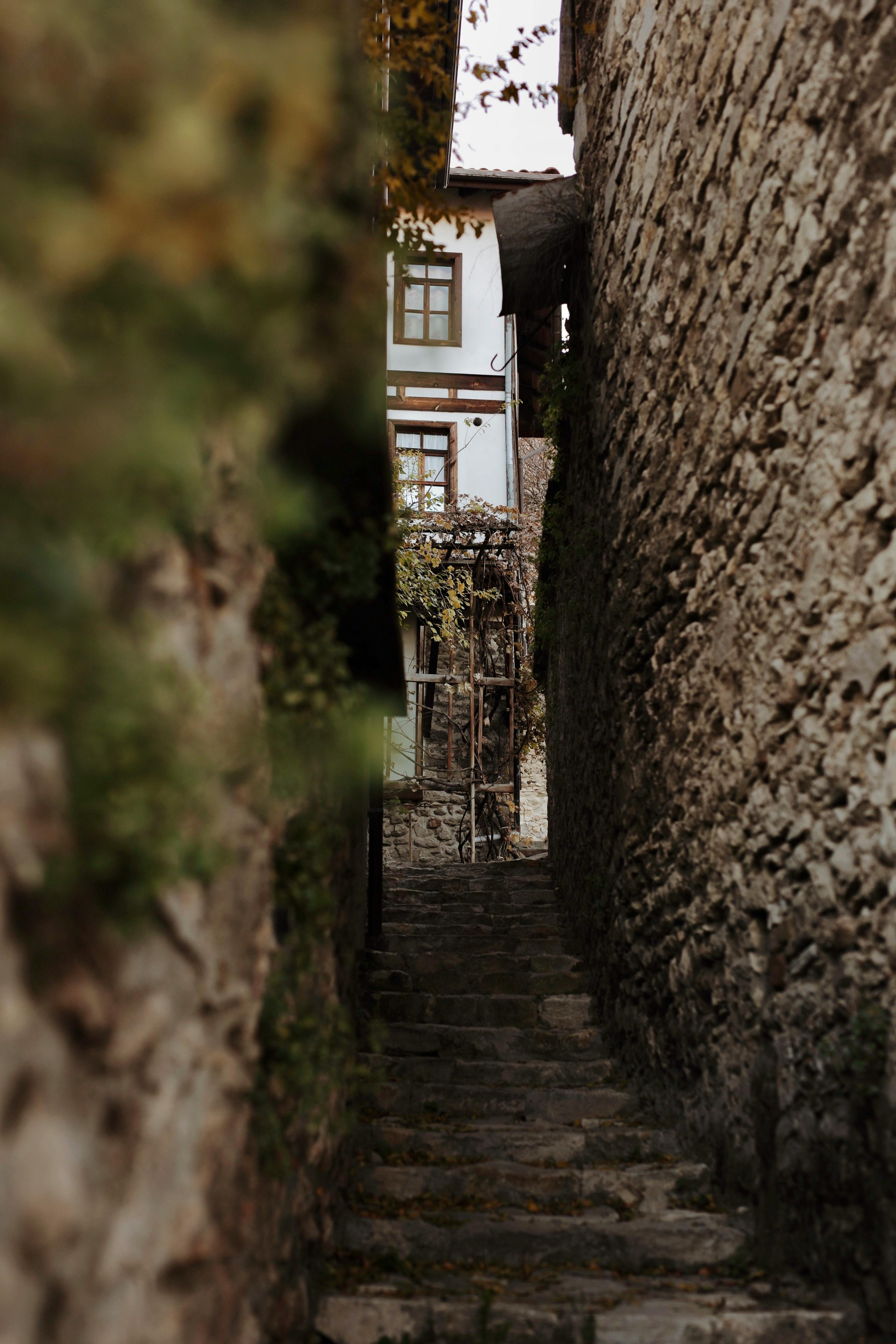 Steps in a Narrow Alley · Free Stock Photo