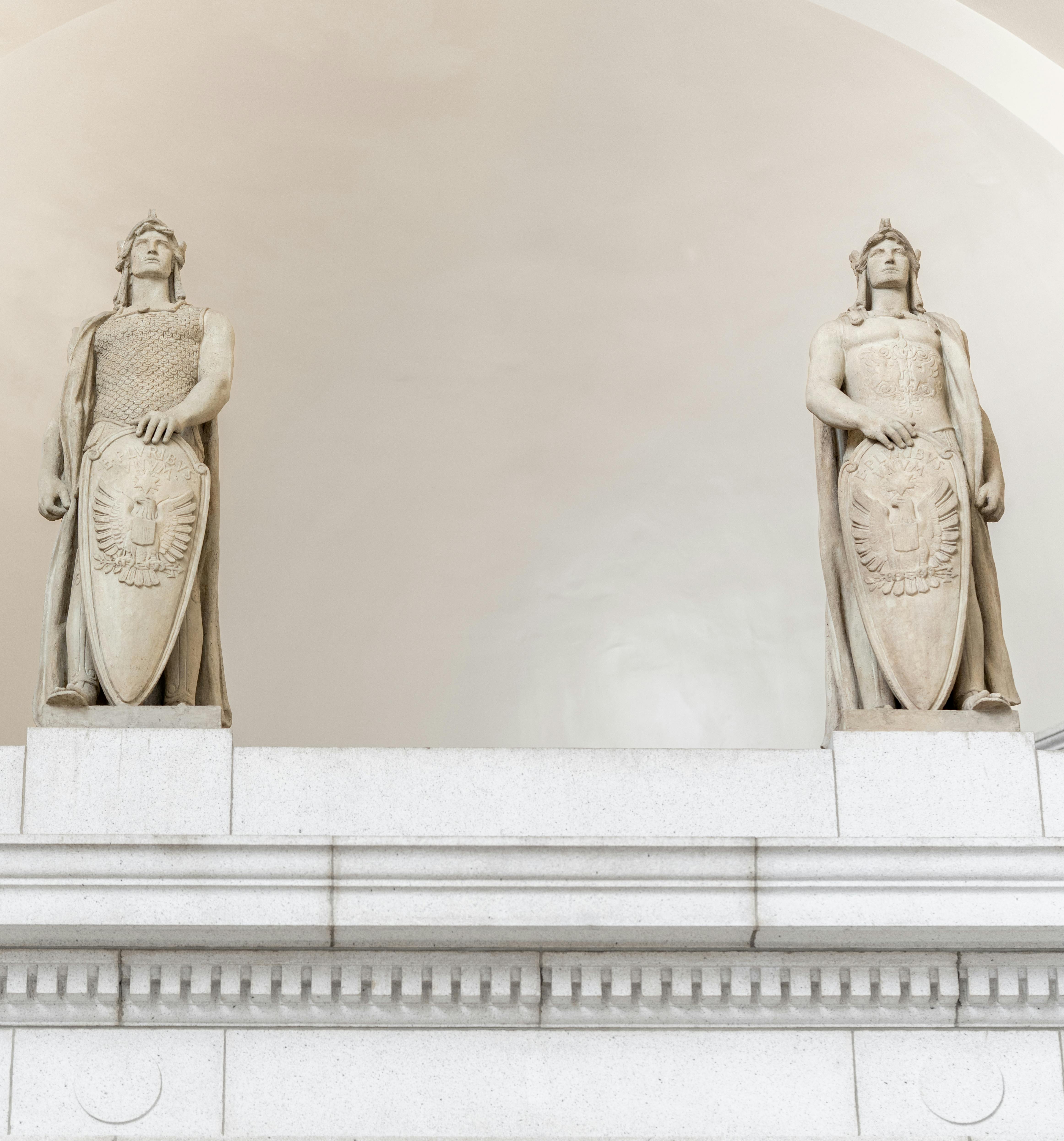 Statues on Building Facade · Free Stock Photo