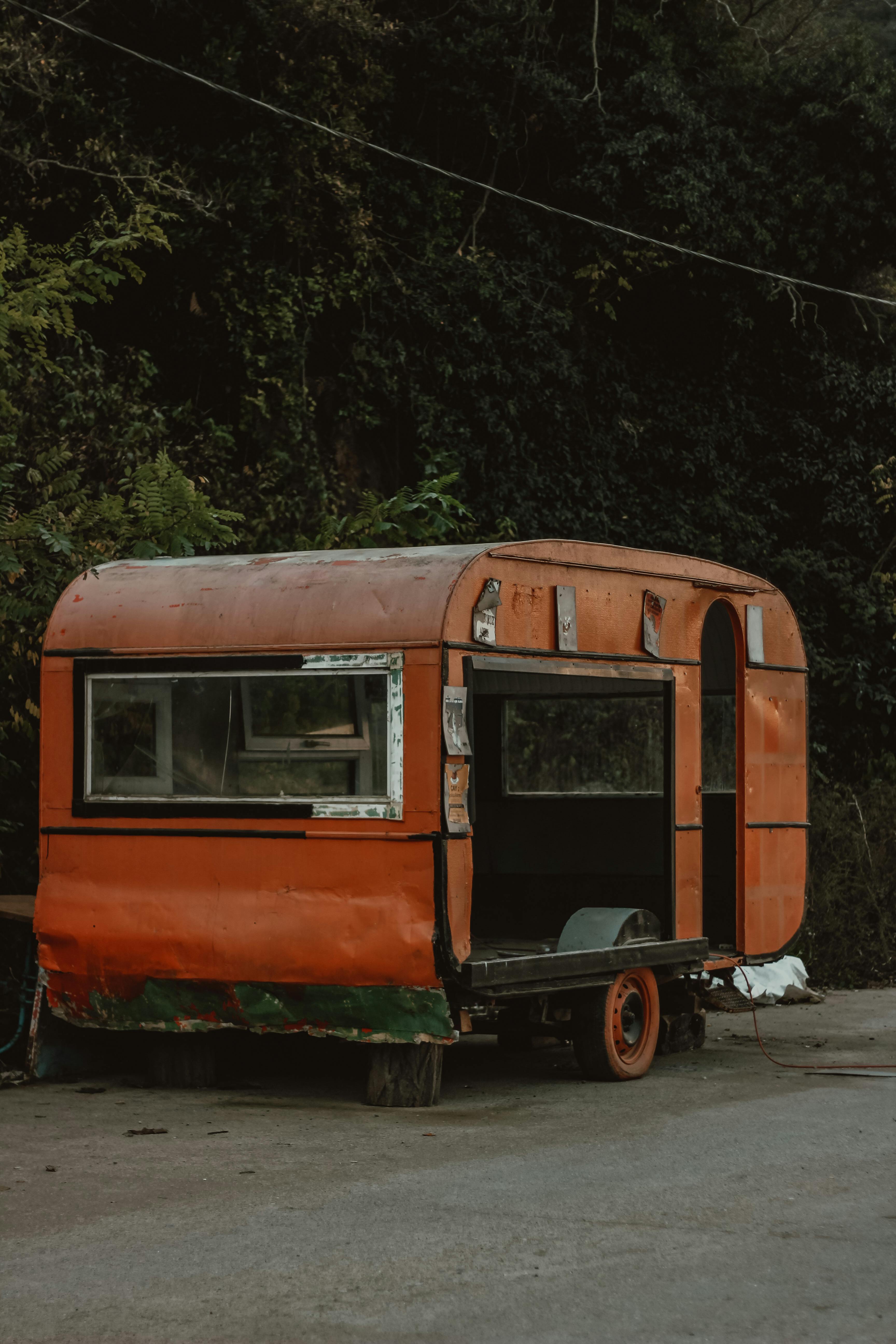 Abandoned Empty Caravan · Free Stock Photo