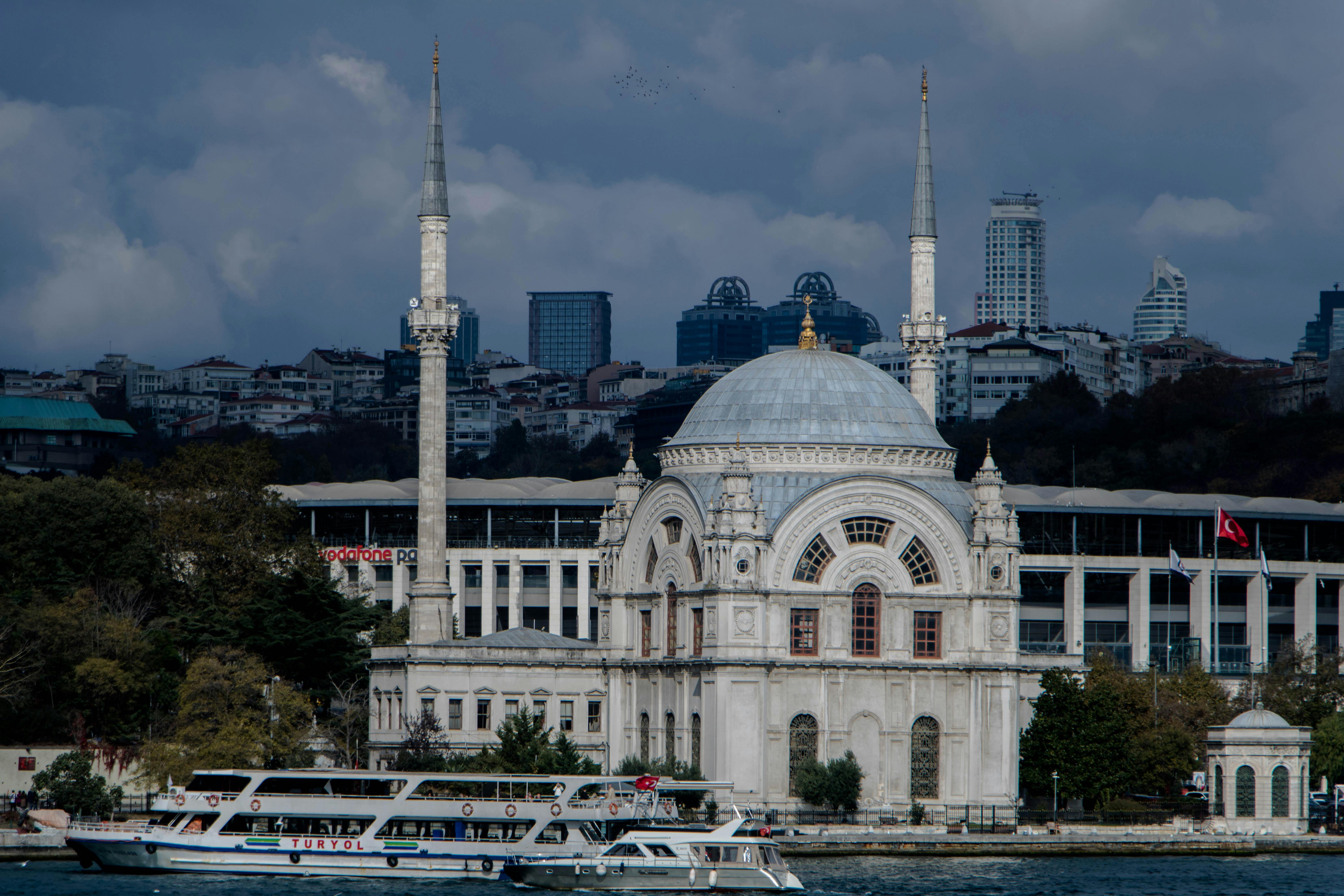 Mosque with Minarets, Ortakoy Mosque, Istanbul, Turkey · Free Stock Photo