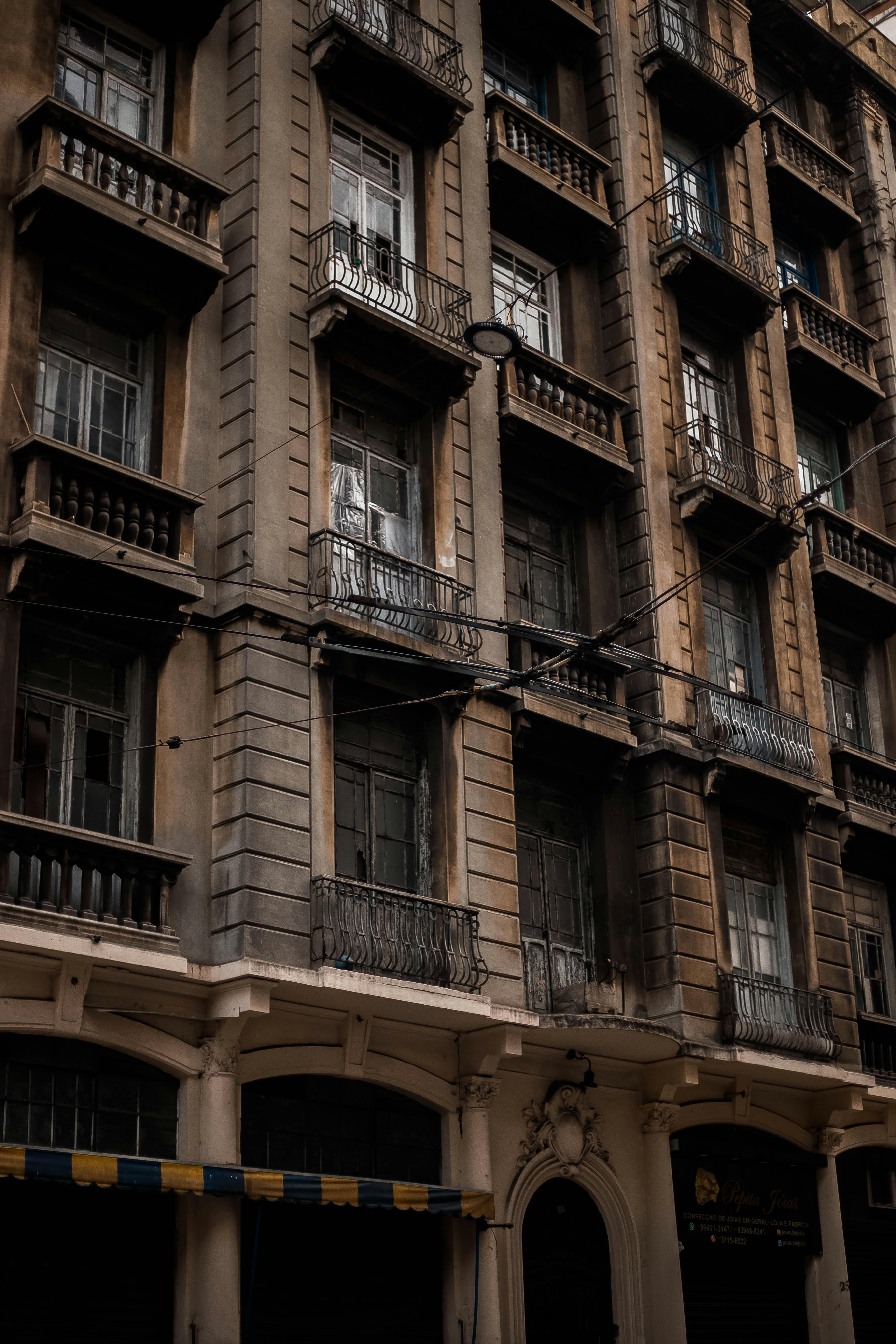 Building with Balconies and Windows · Free Stock Photo