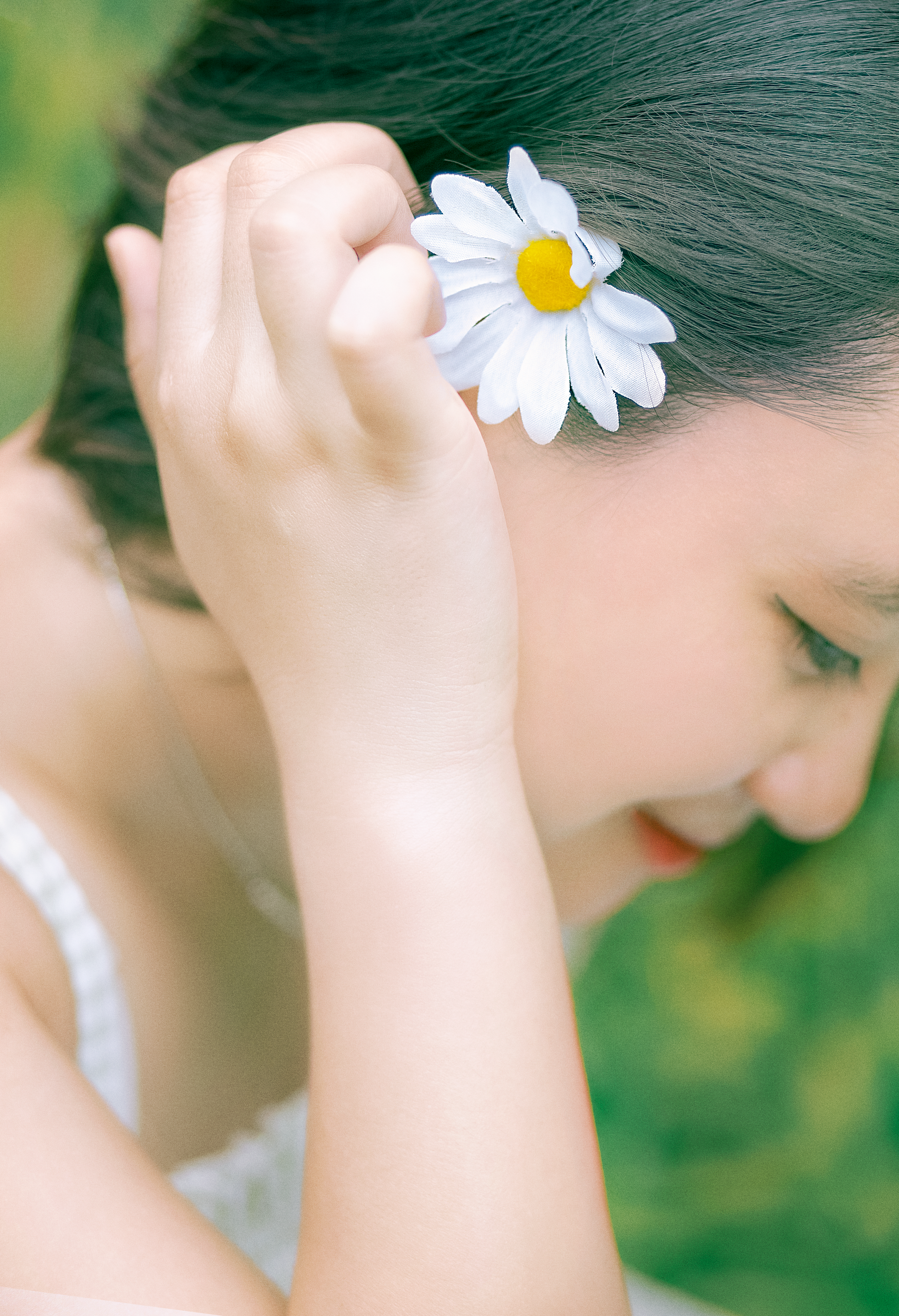 A Woman with Daisy on Her Hair · Free Stock Photo