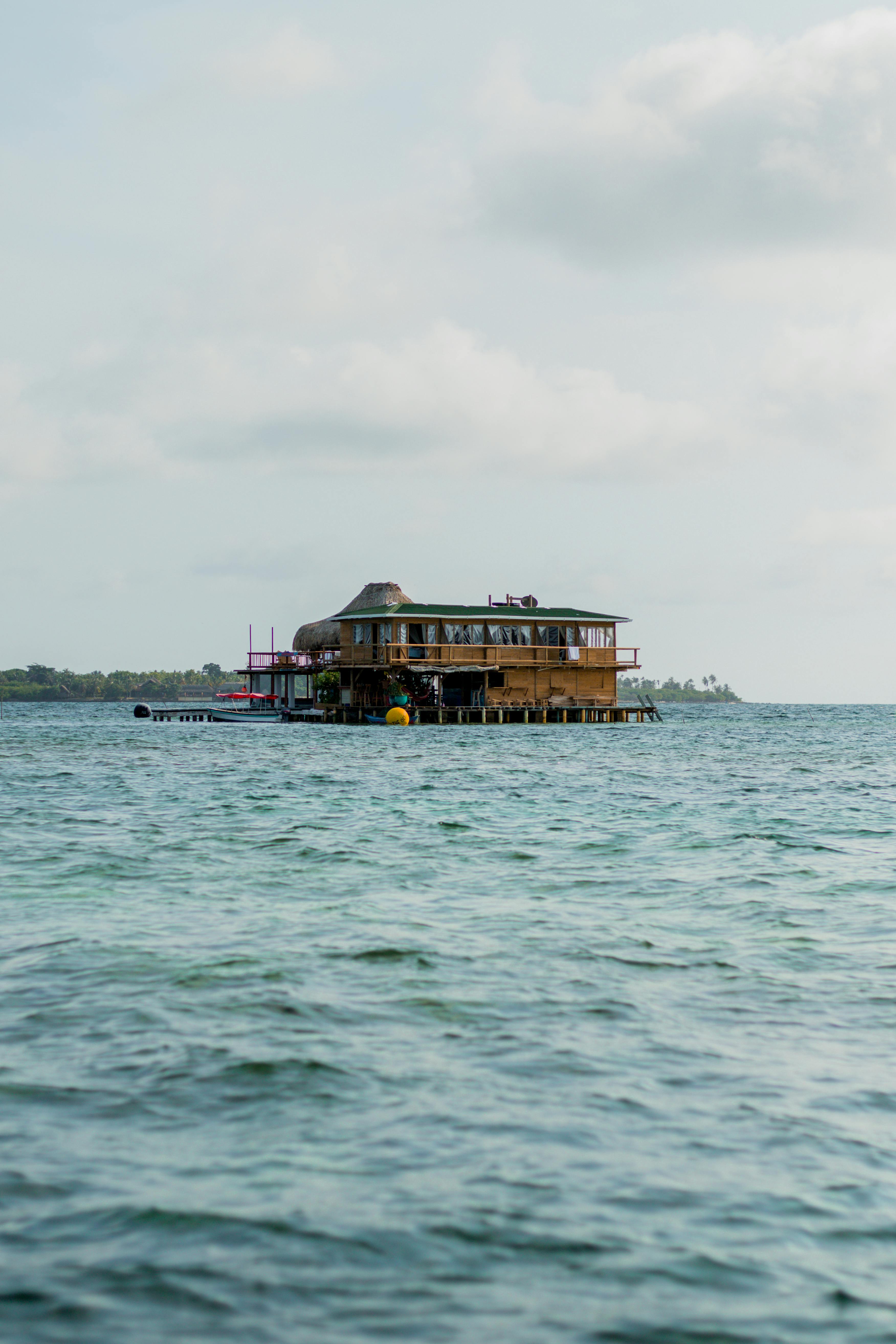 Building on Sea · Free Stock Photo