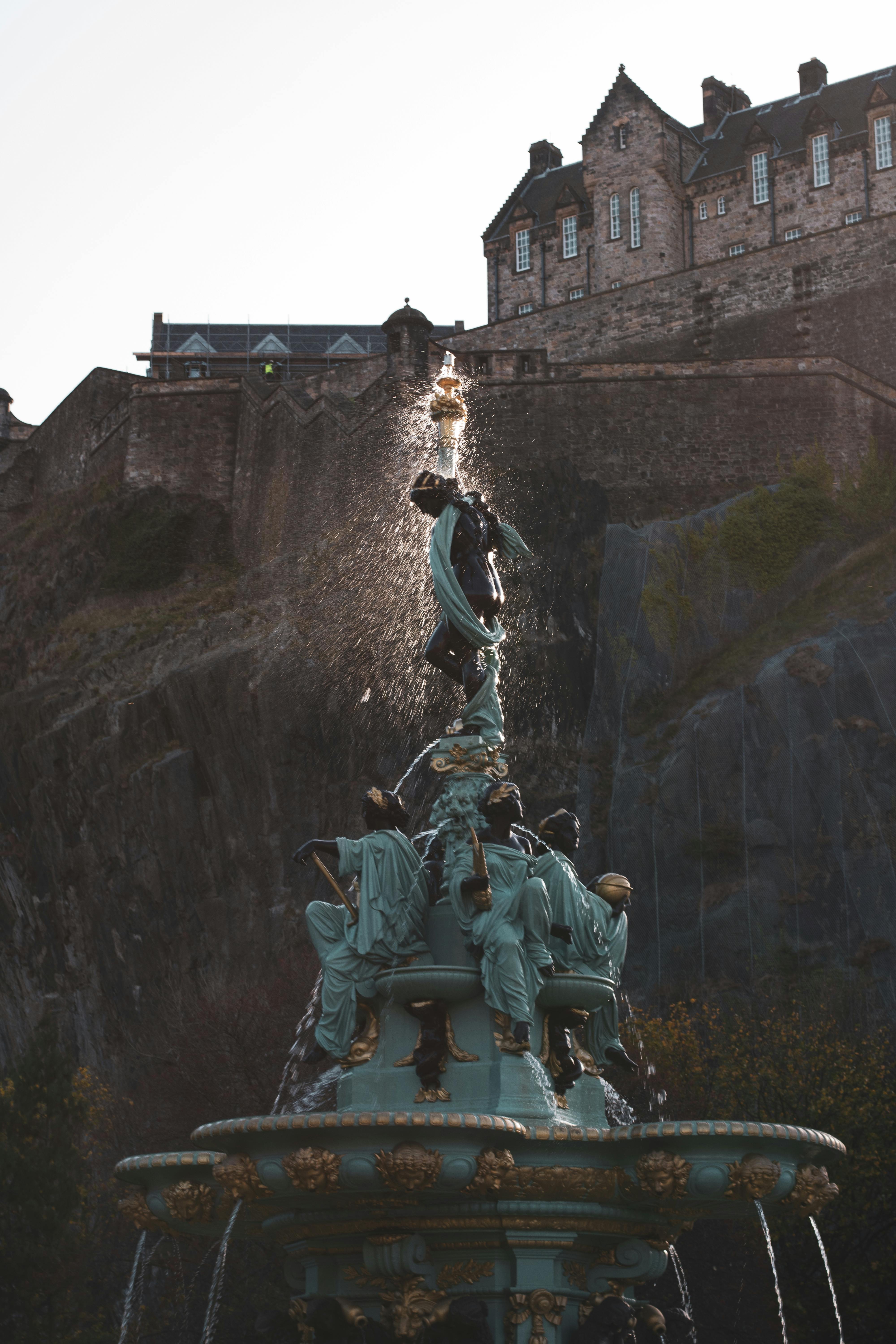 Fountain on a Square in Edinburgh · Free Stock Photo