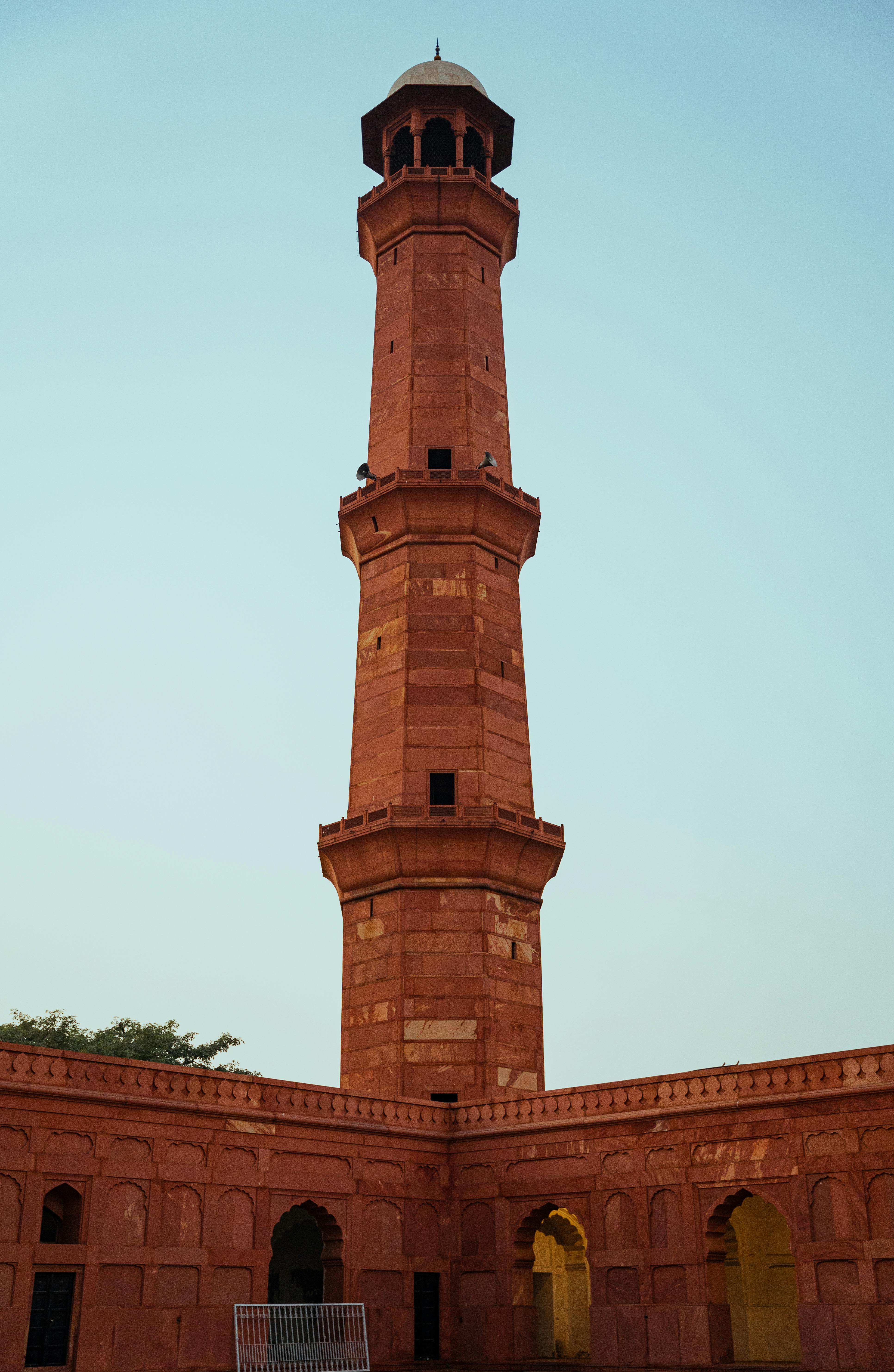 The Towering Minaret of Badshahi Mosque in Lahore, Punjab, Pakistan ...