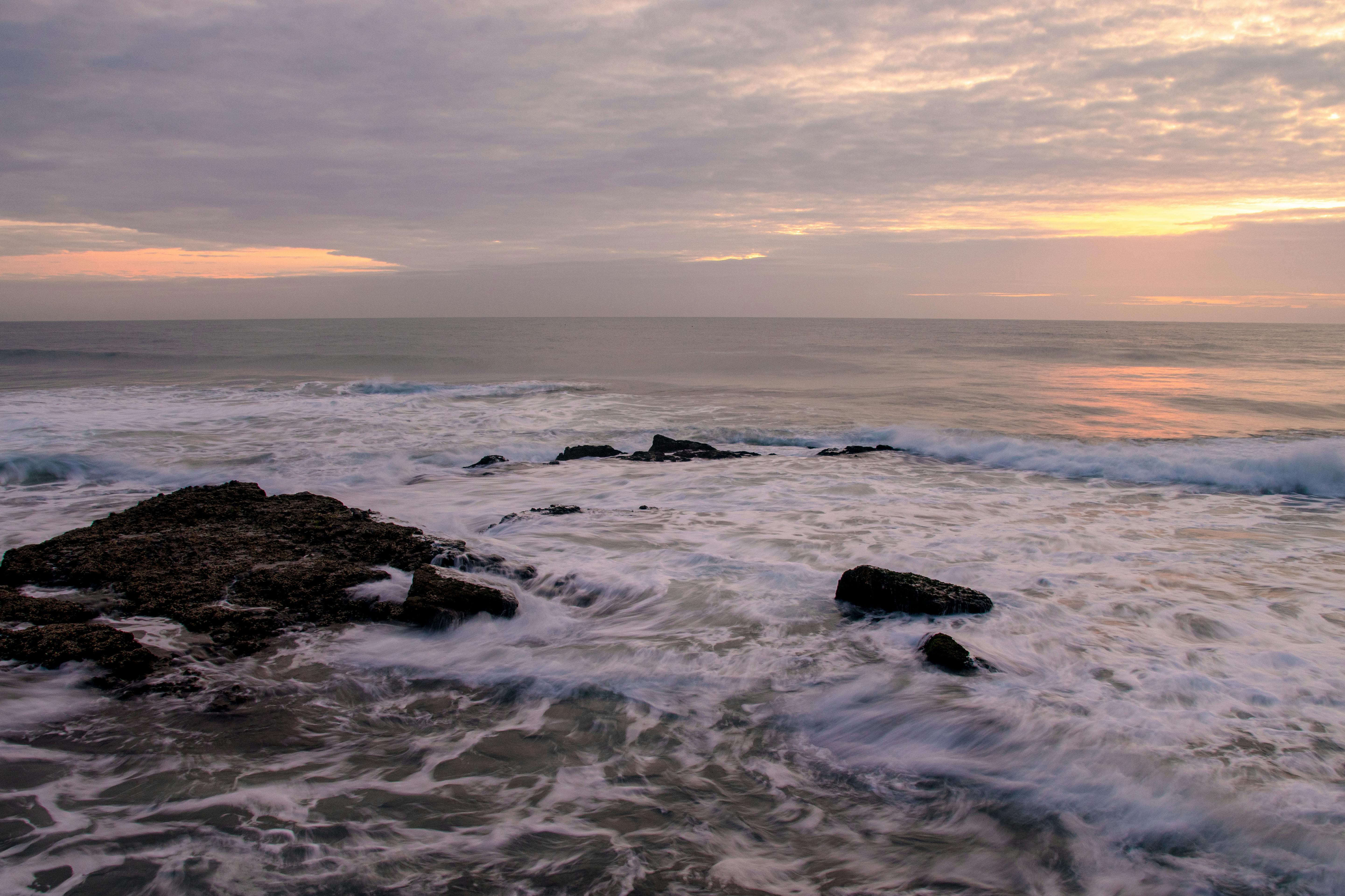 Olas Rompiendo En Las Rocas · Foto de stock gratuita