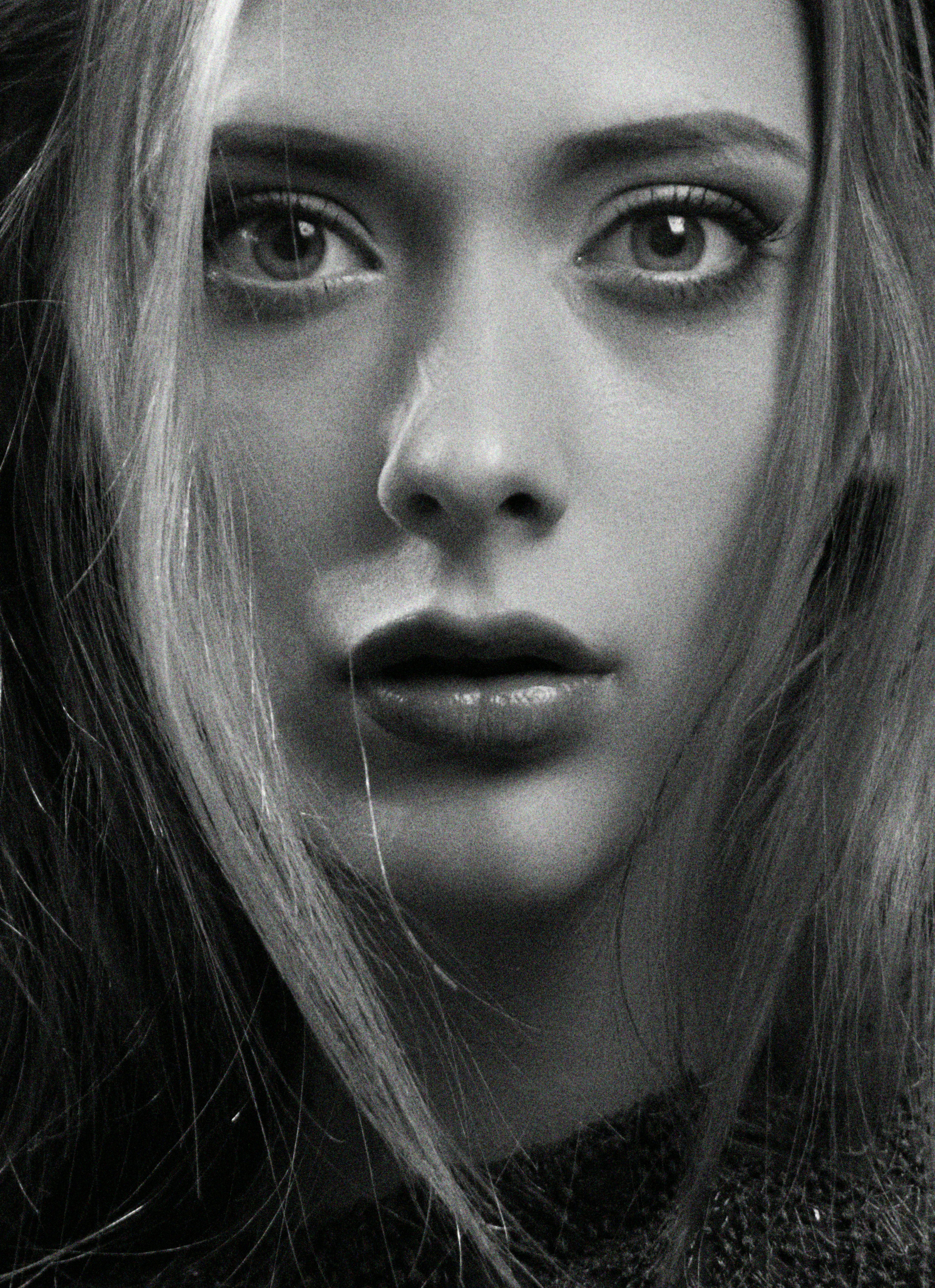 A Close-up Shot of a Woman in Grayscale · Free Stock Photo