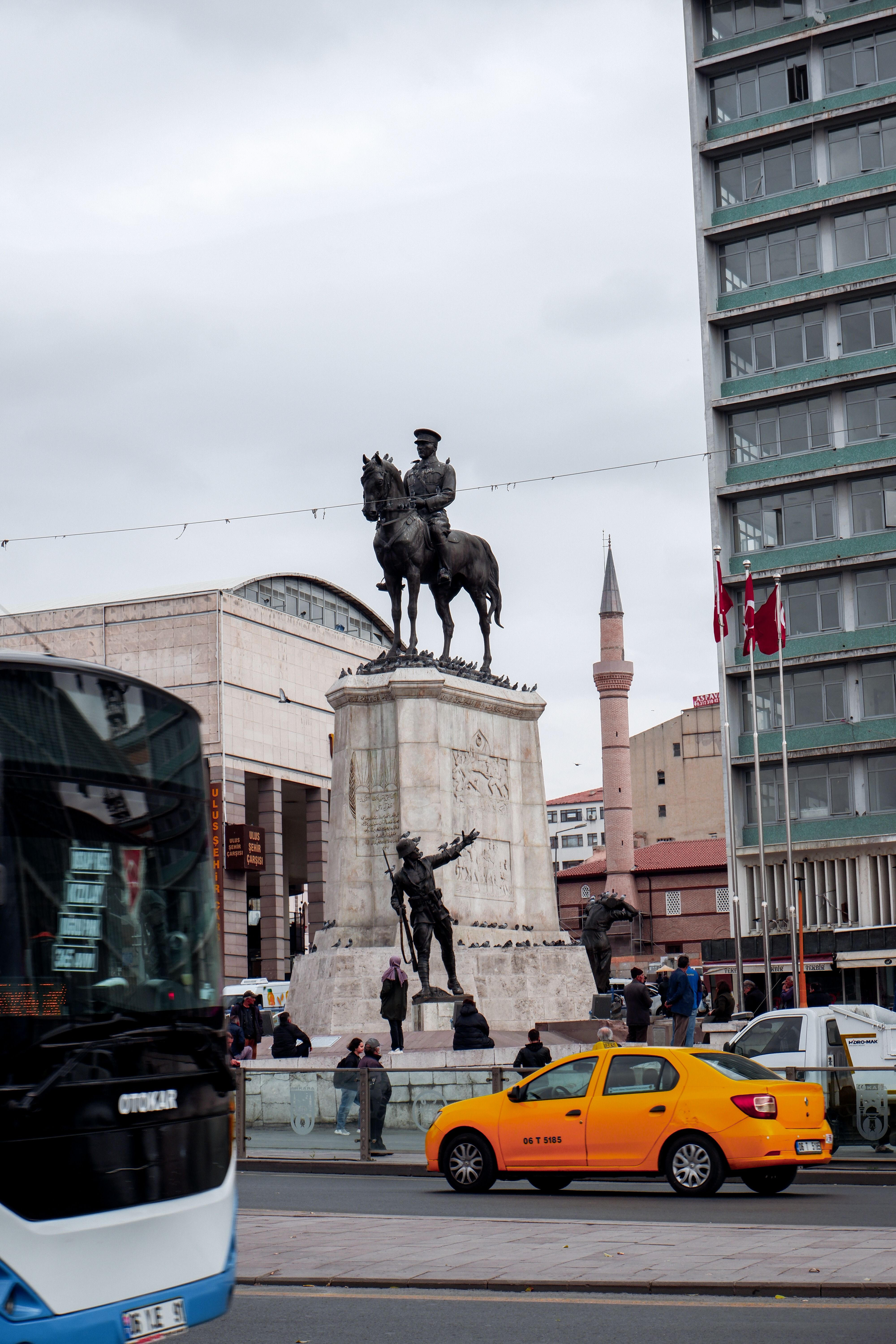 Monument in City, Cars on Street · Free Stock Photo