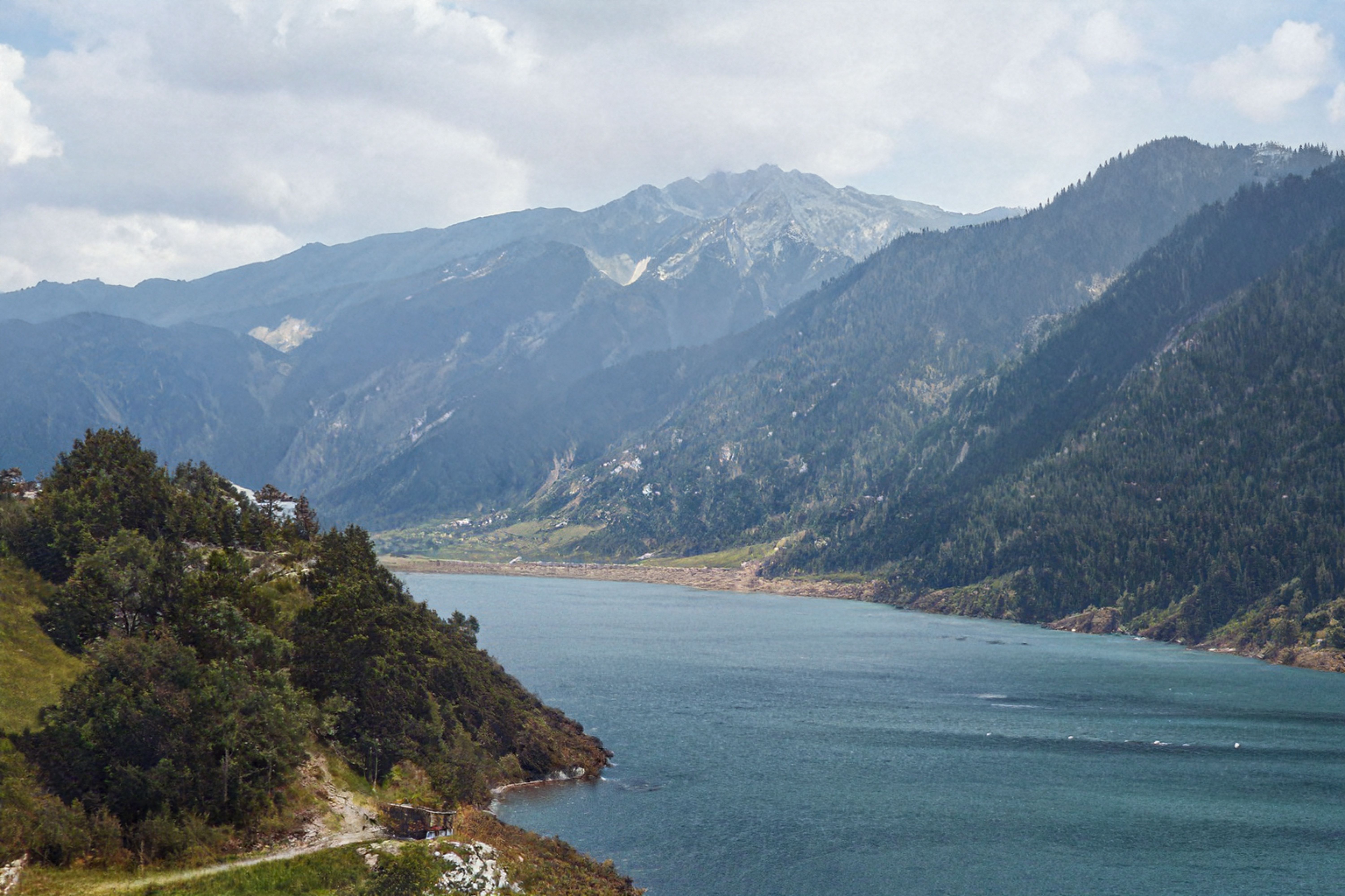 Brown Cottage Near Blue Body of Water during Daytime · Free Stock Photo