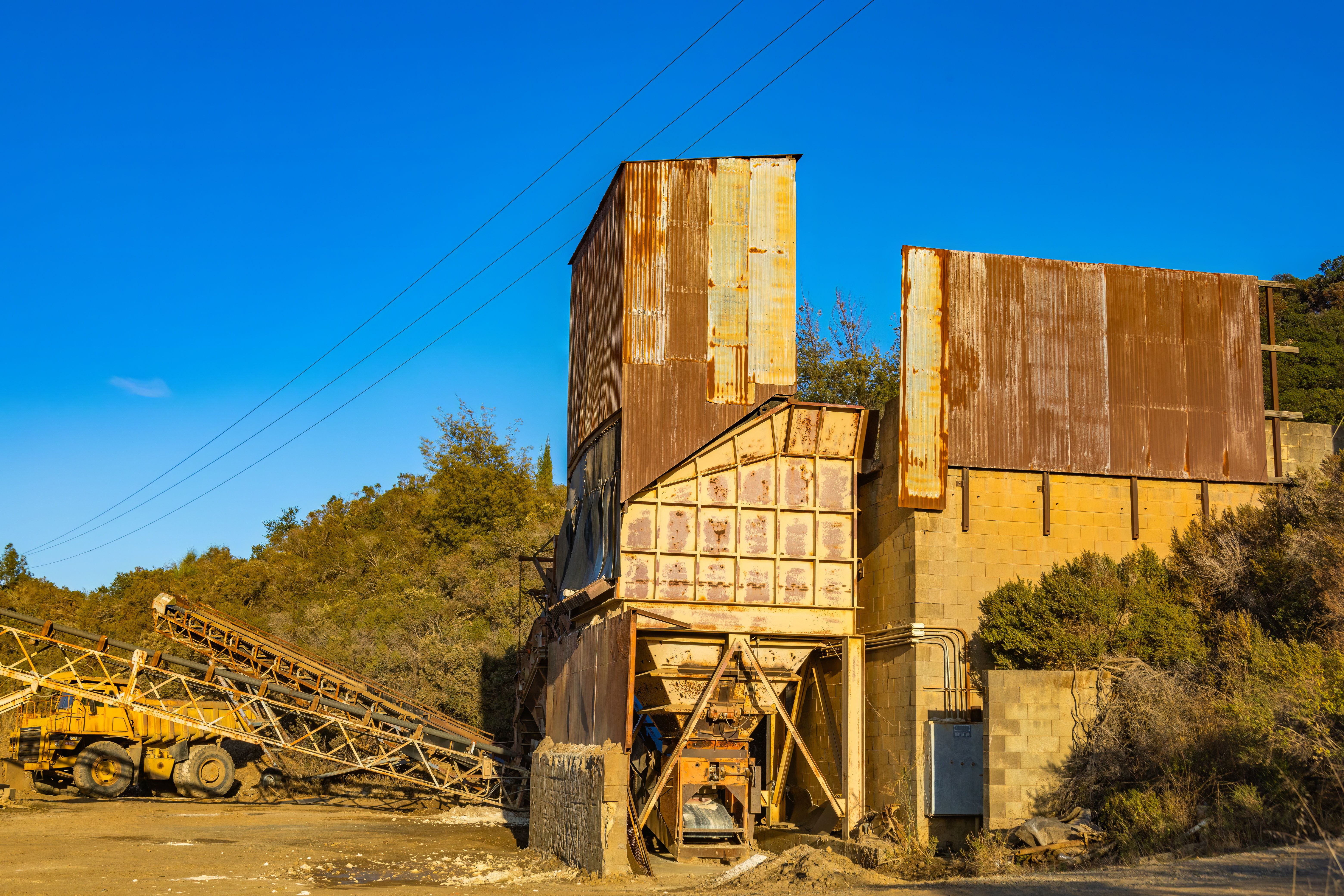 Brown and Gray Steel Building · Free Stock Photo