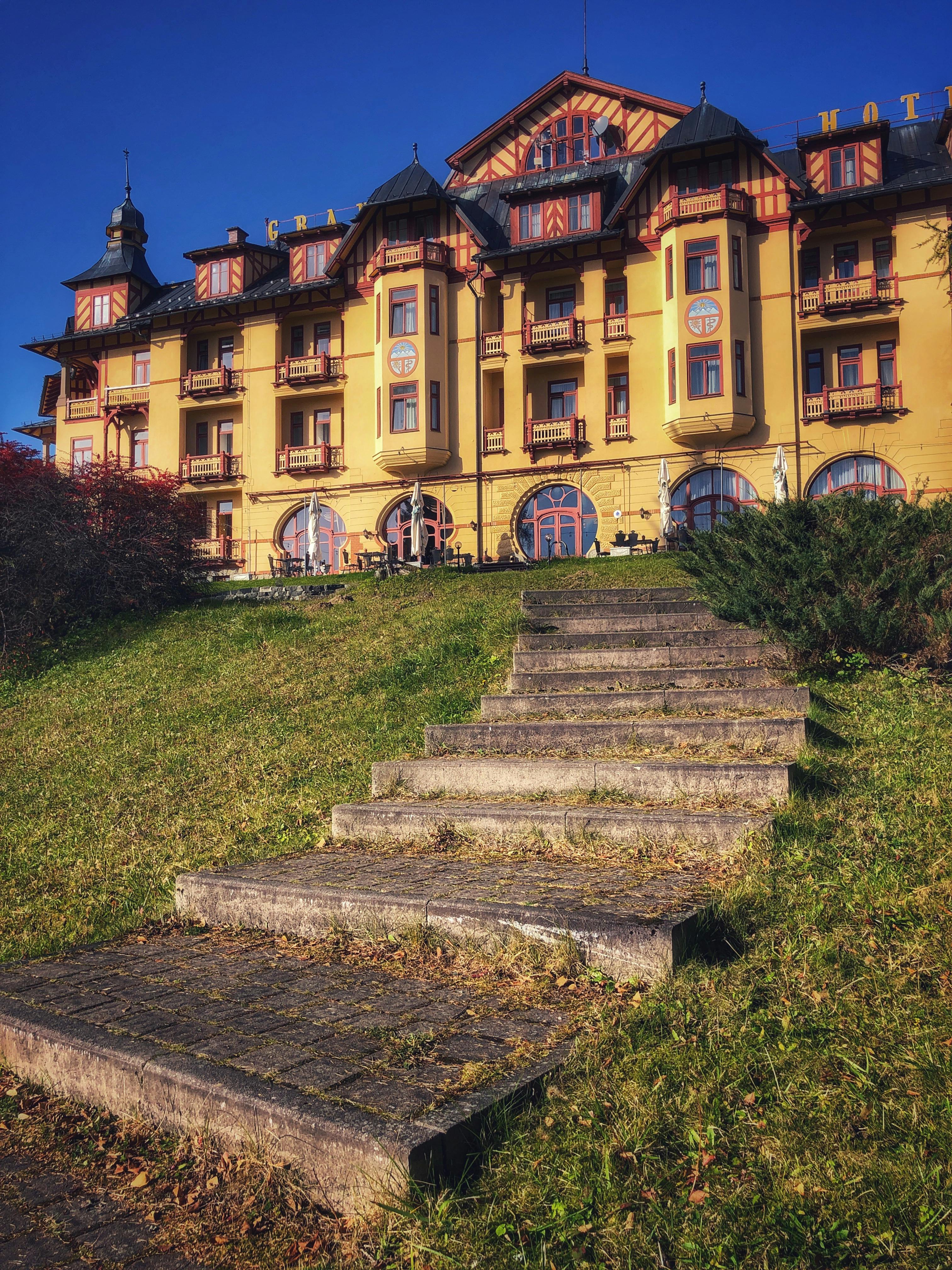Front Steps of a Mansion · Free Stock Photo