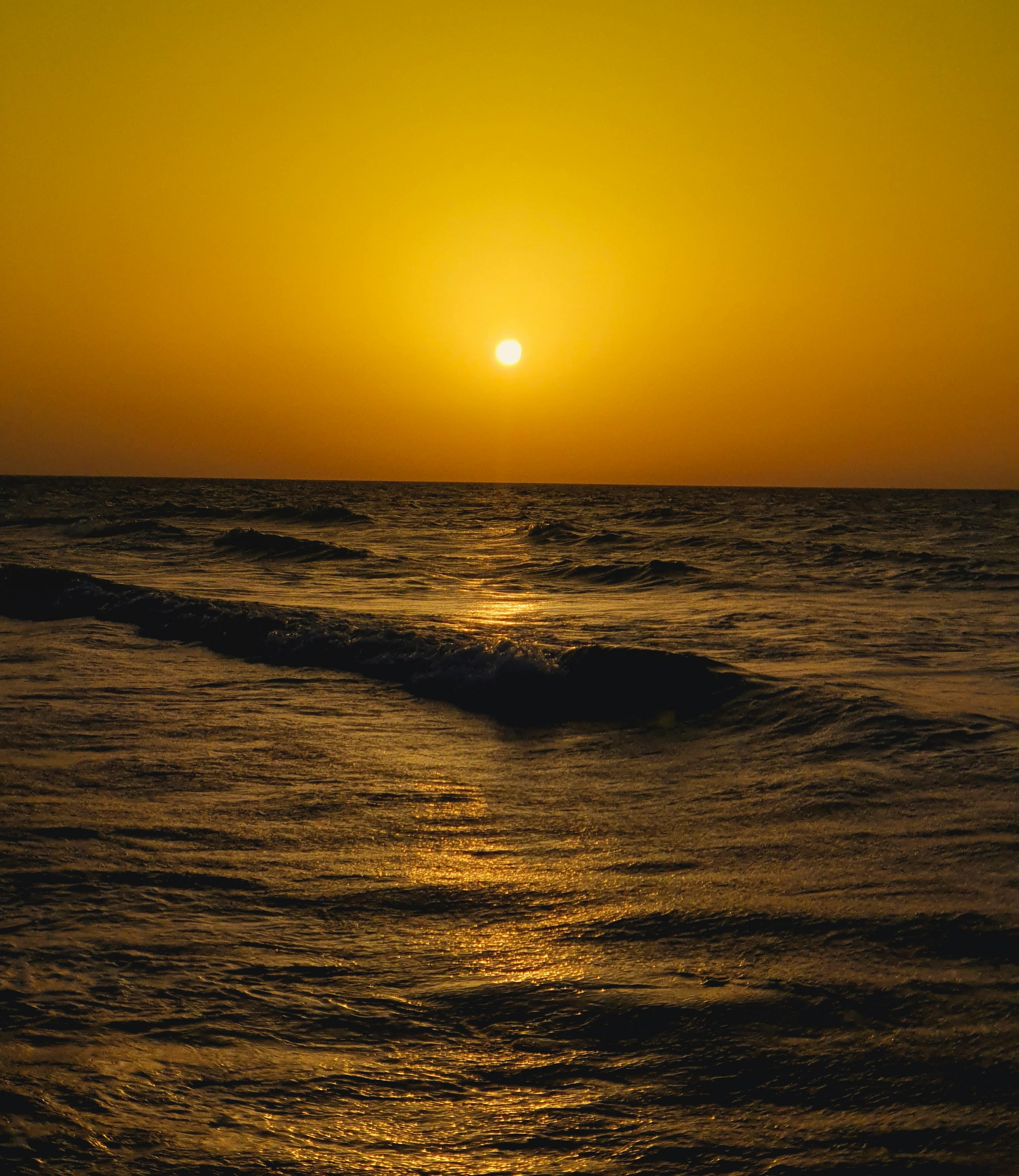 Ventana Con Vista Al Mar Durante La Hora Dorada · Foto de stock gratuita