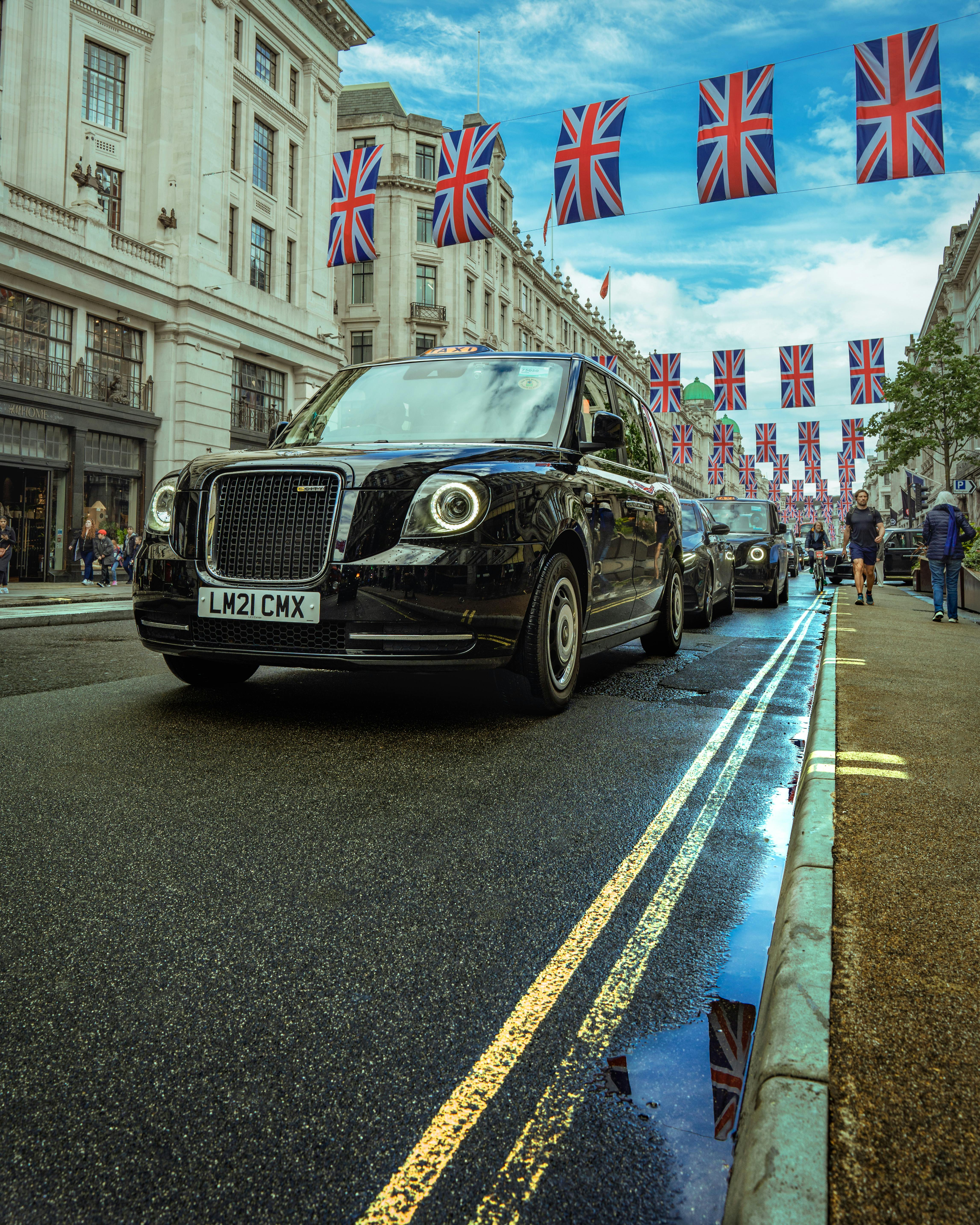 Row of Taxis in City · Free Stock Photo