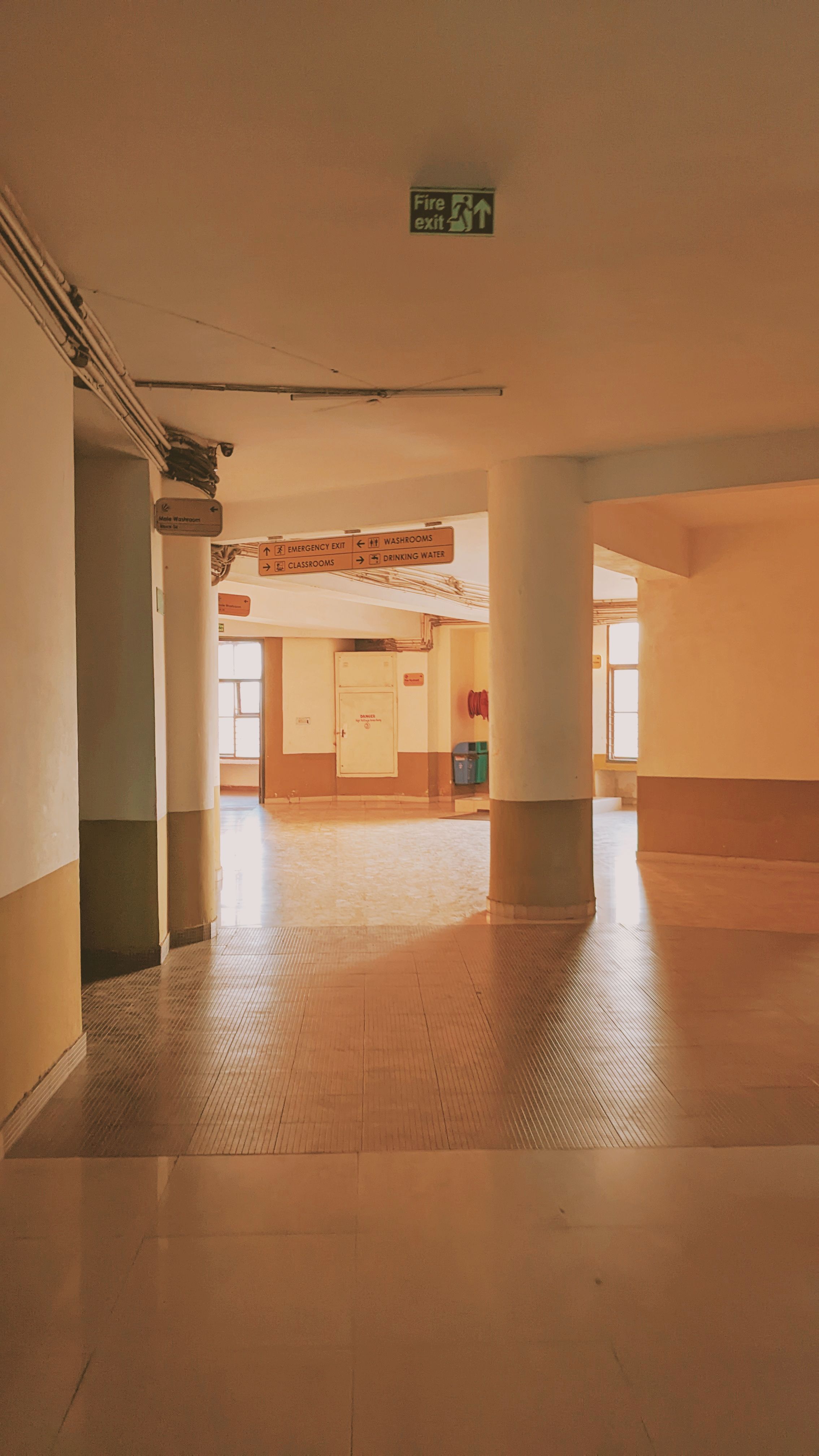 Empty Corridor with Column · Free Stock Photo