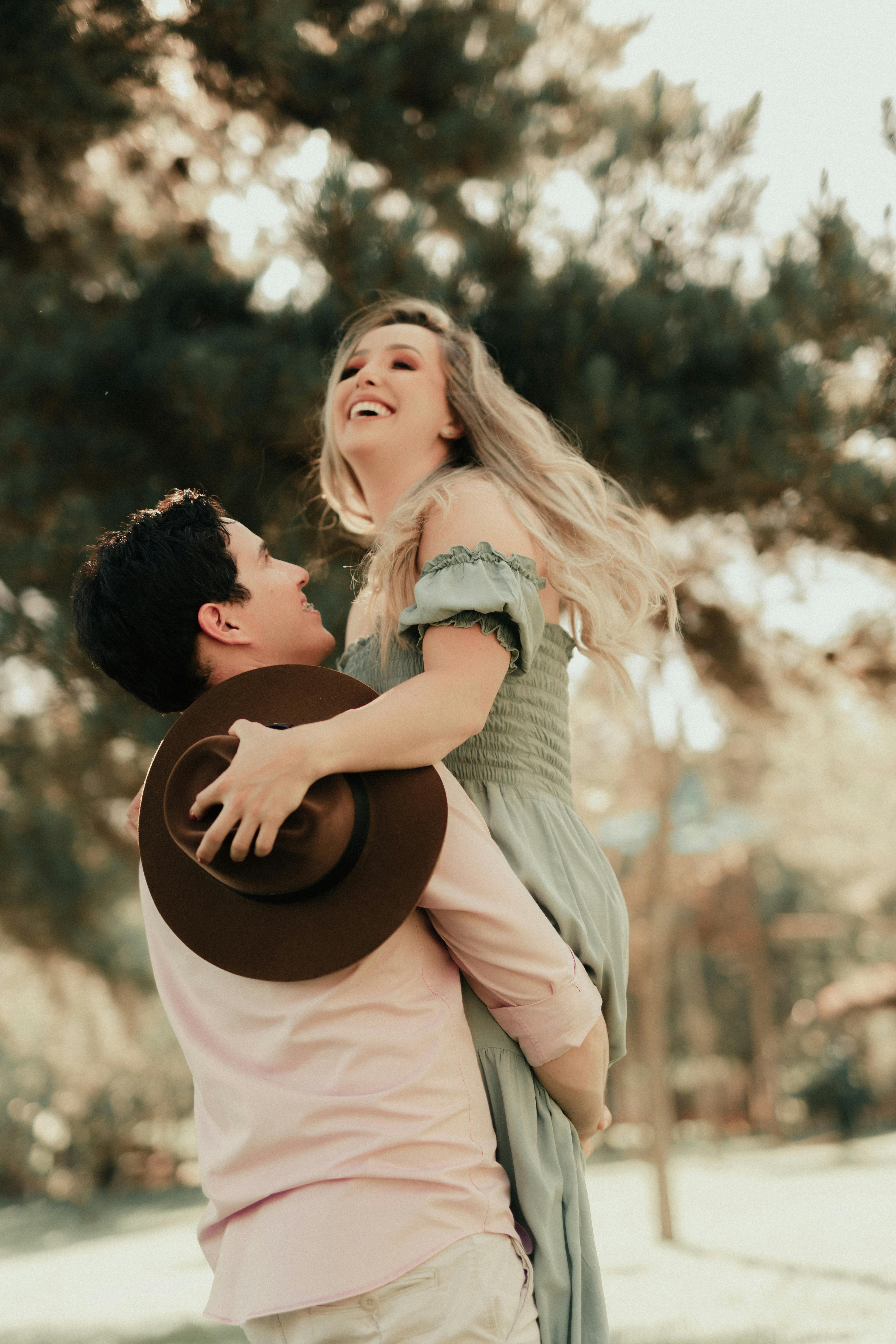 Man Picking up a Woman · Free Stock Photo