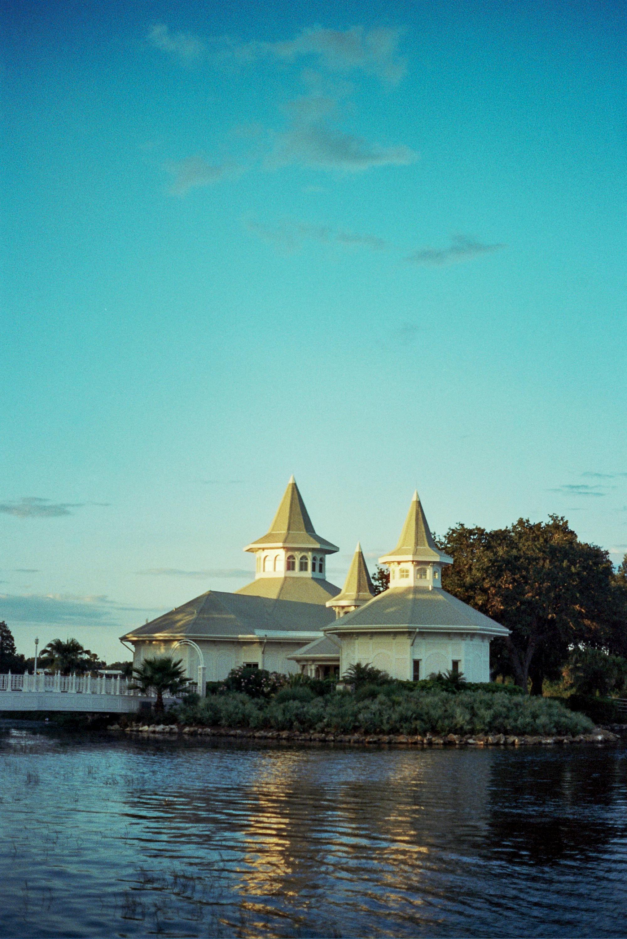 A Buulding by a Lake · Free Stock Photo