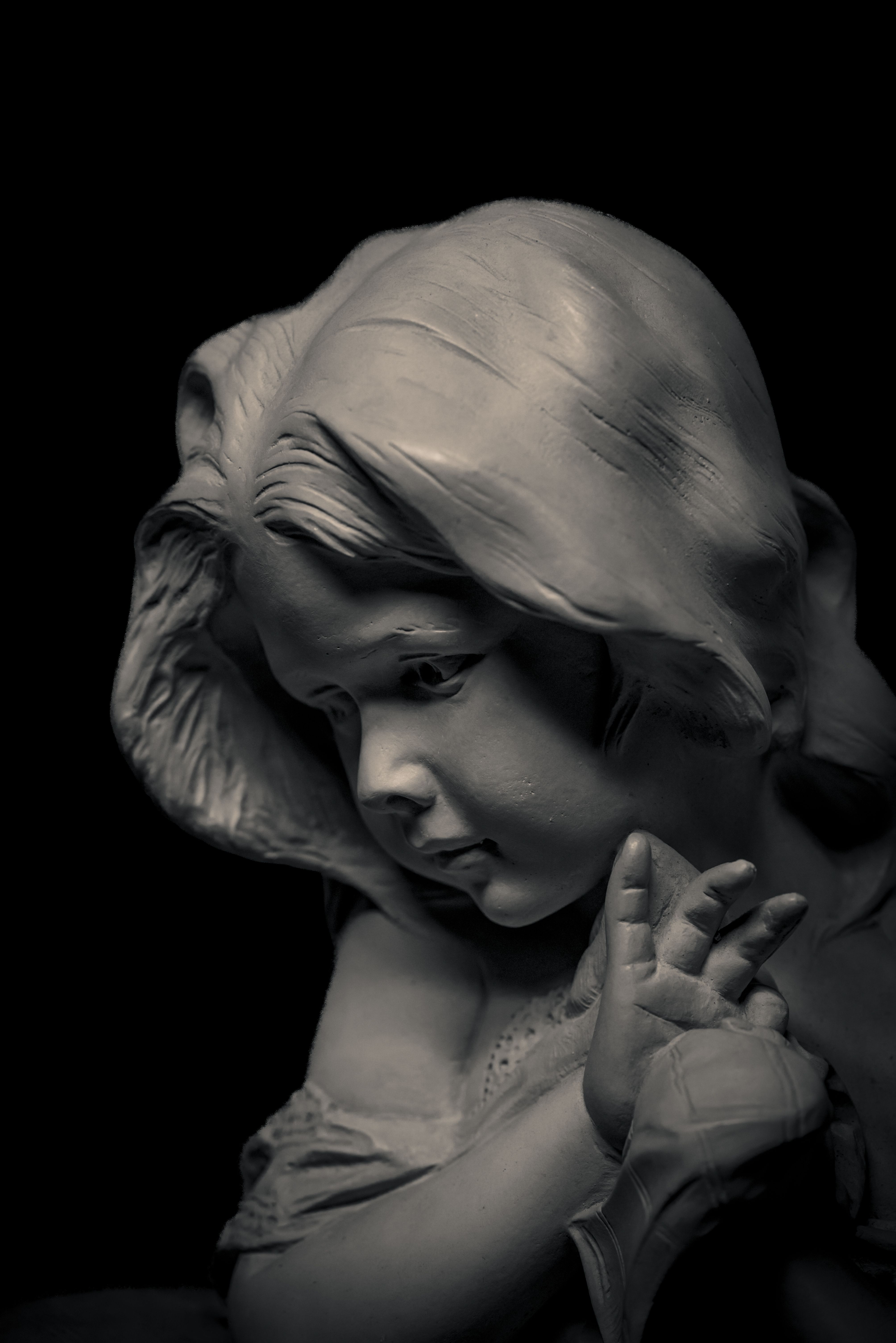 Grayscale Photo of a Statue · Free Stock Photo