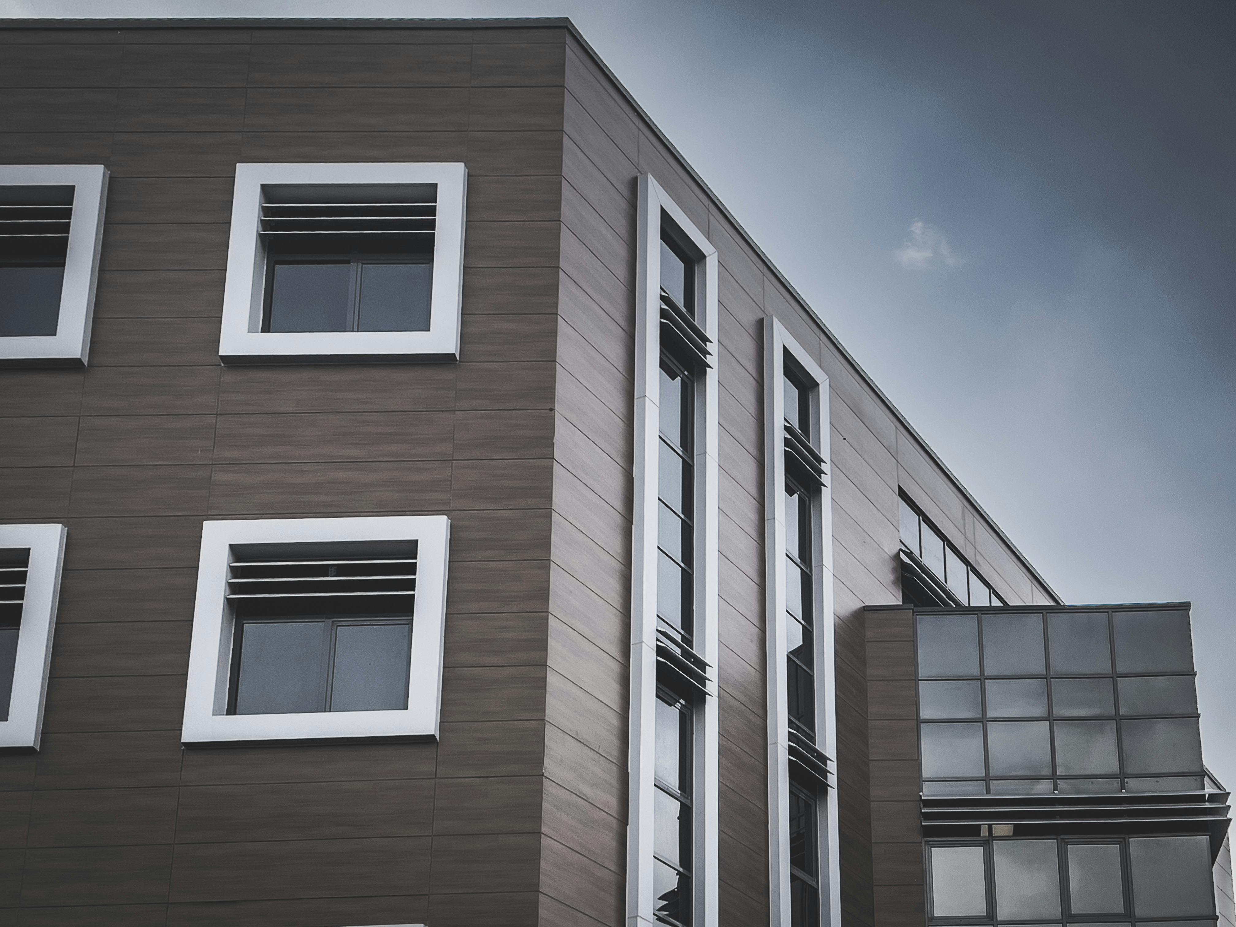 Clear Sky over Building · Free Stock Photo