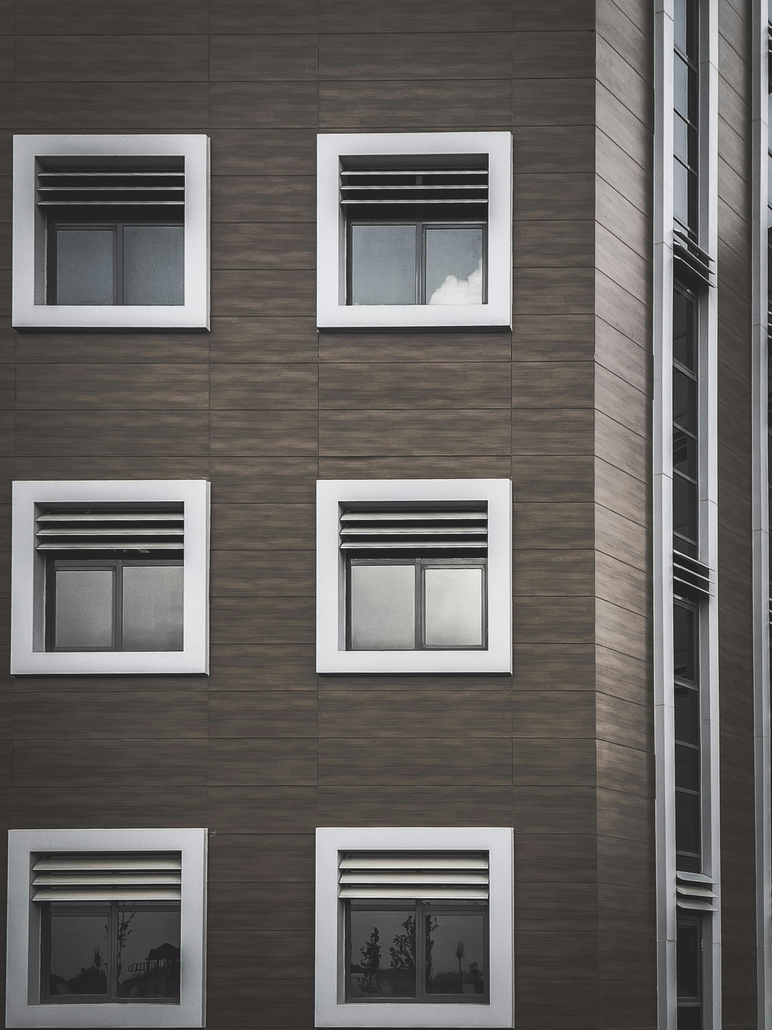 White and Beige Concrete High-rise Building · Free Stock Photo