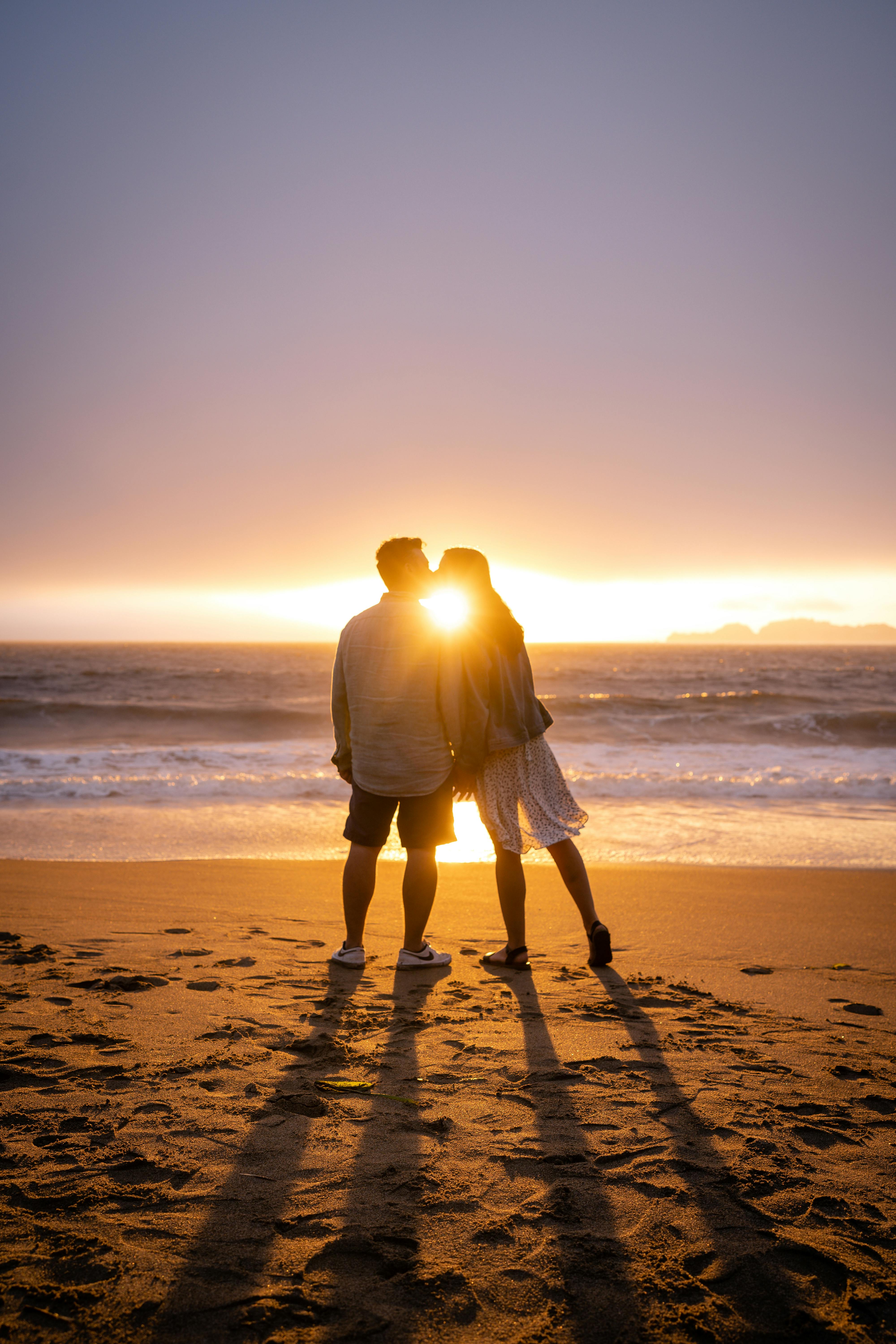 Foto de stock gratuita sobre abrazar, afecto, al aire libre, amor, amor ...