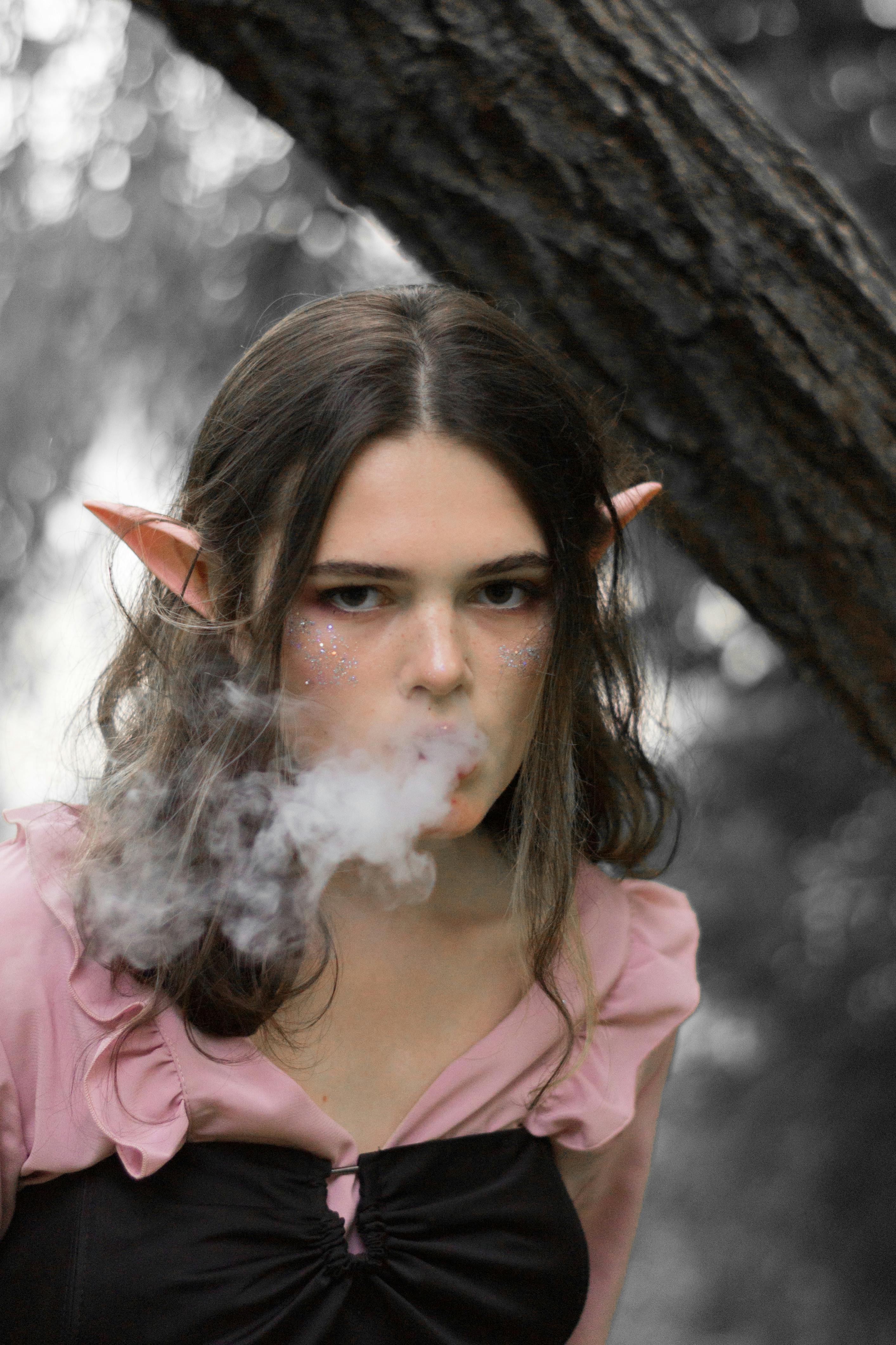 Foto de stock gratuita sobre árbol, corteza, disfraz, duende, fumador ...