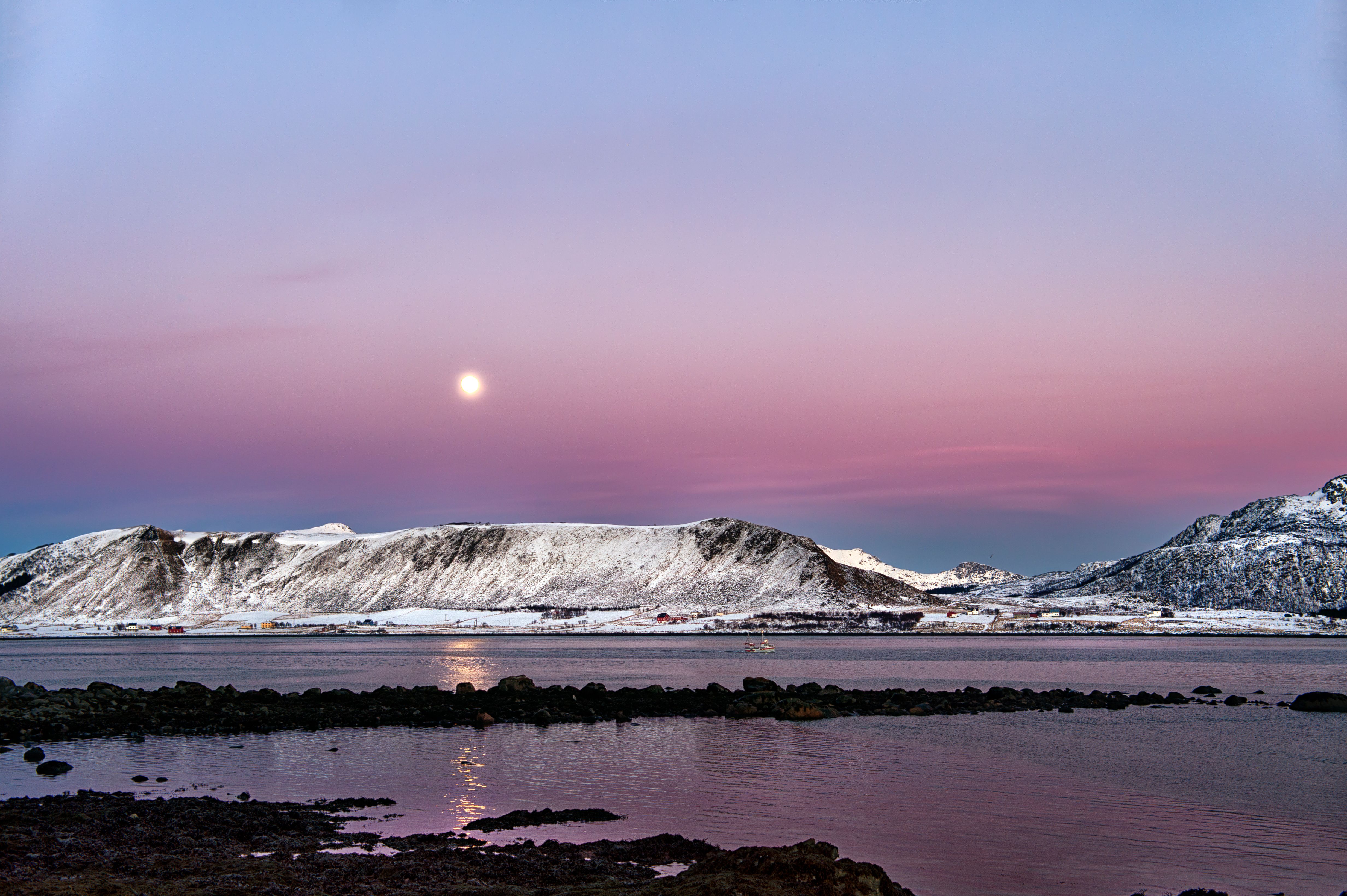 Moonlight reflections in water · Free Stock Photo