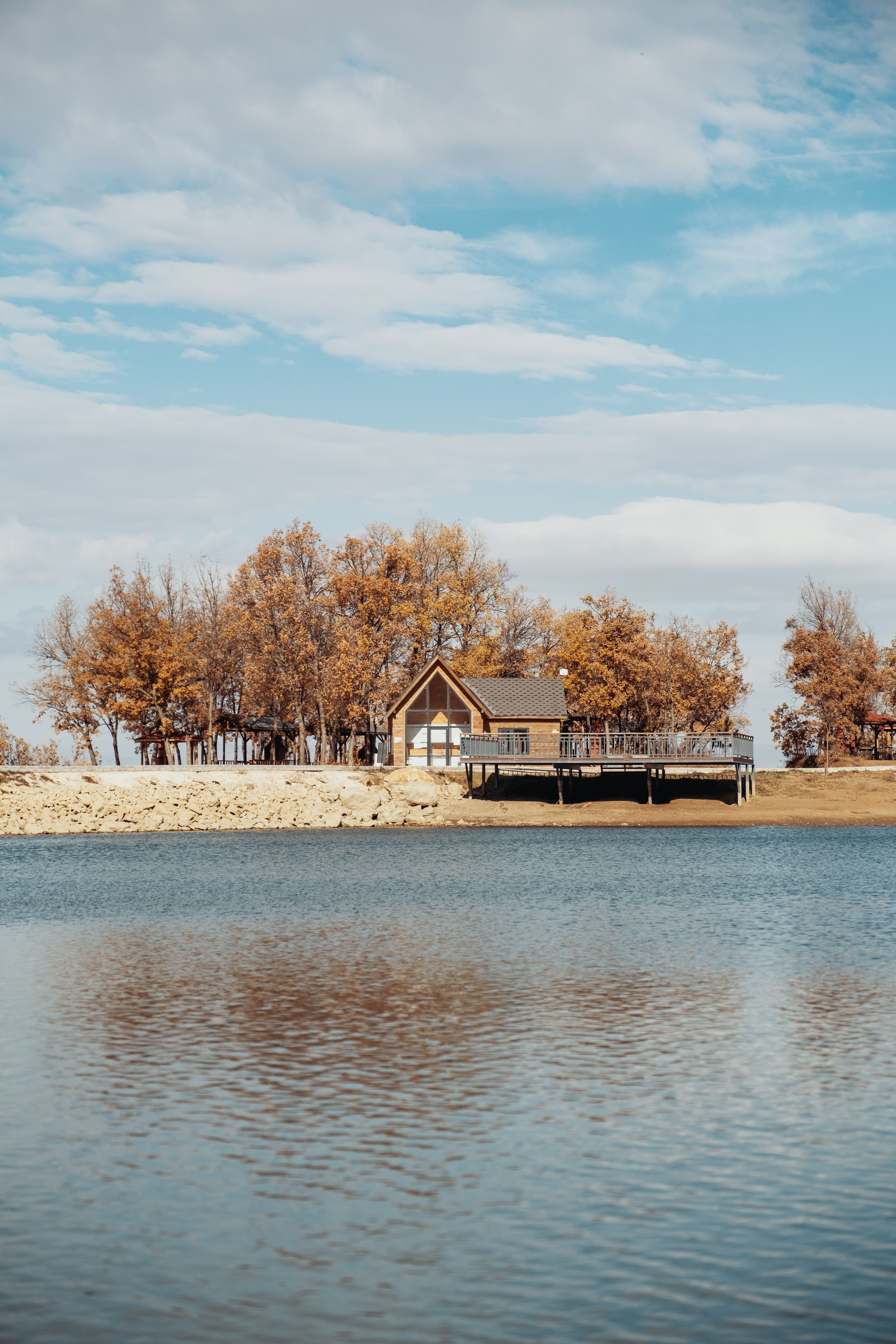 Lone Lakeshore House in Autumn · Free Stock Photo