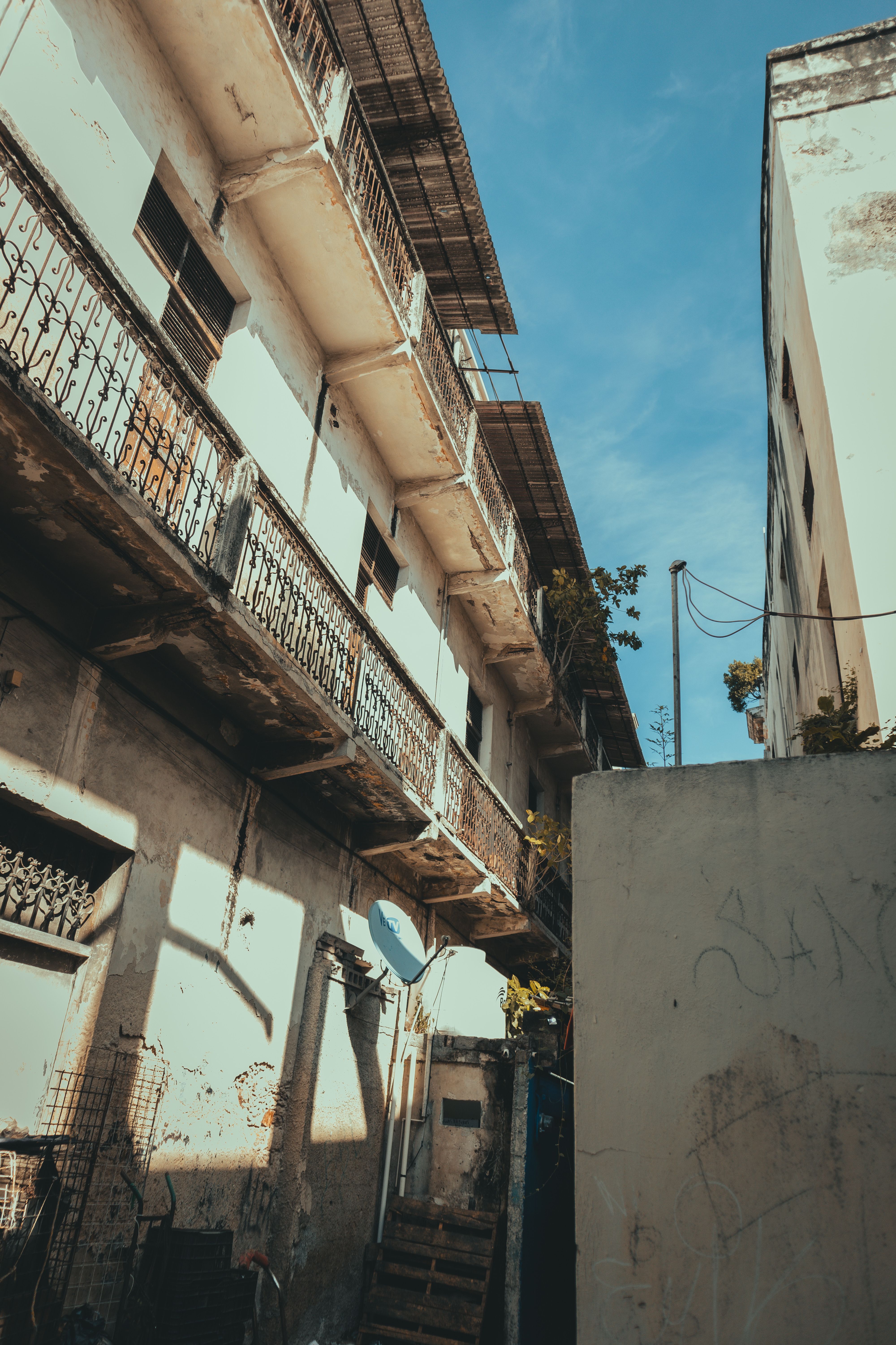 Sunlit Walls in Town · Free Stock Photo