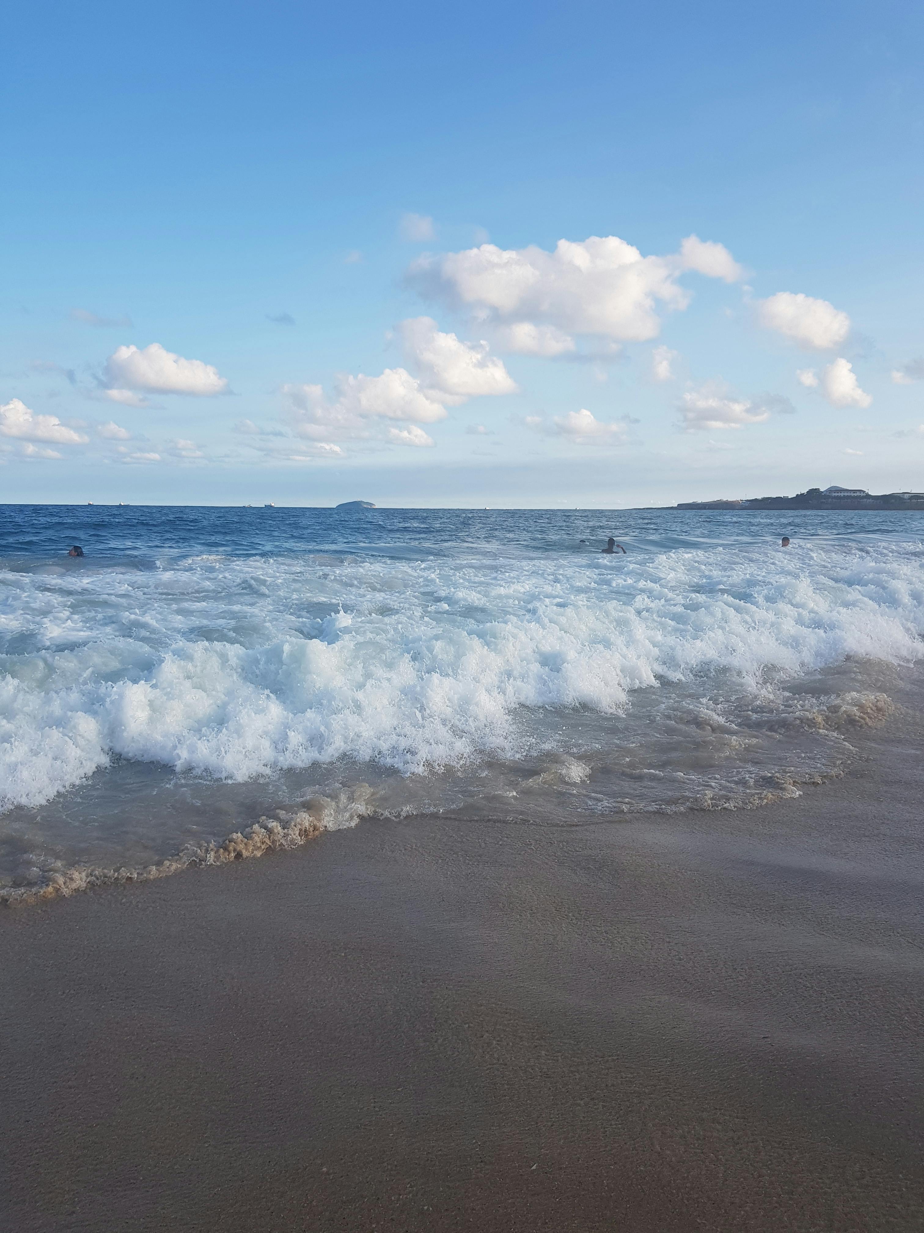 Waves Crashing on the Shore · Free Stock Photo