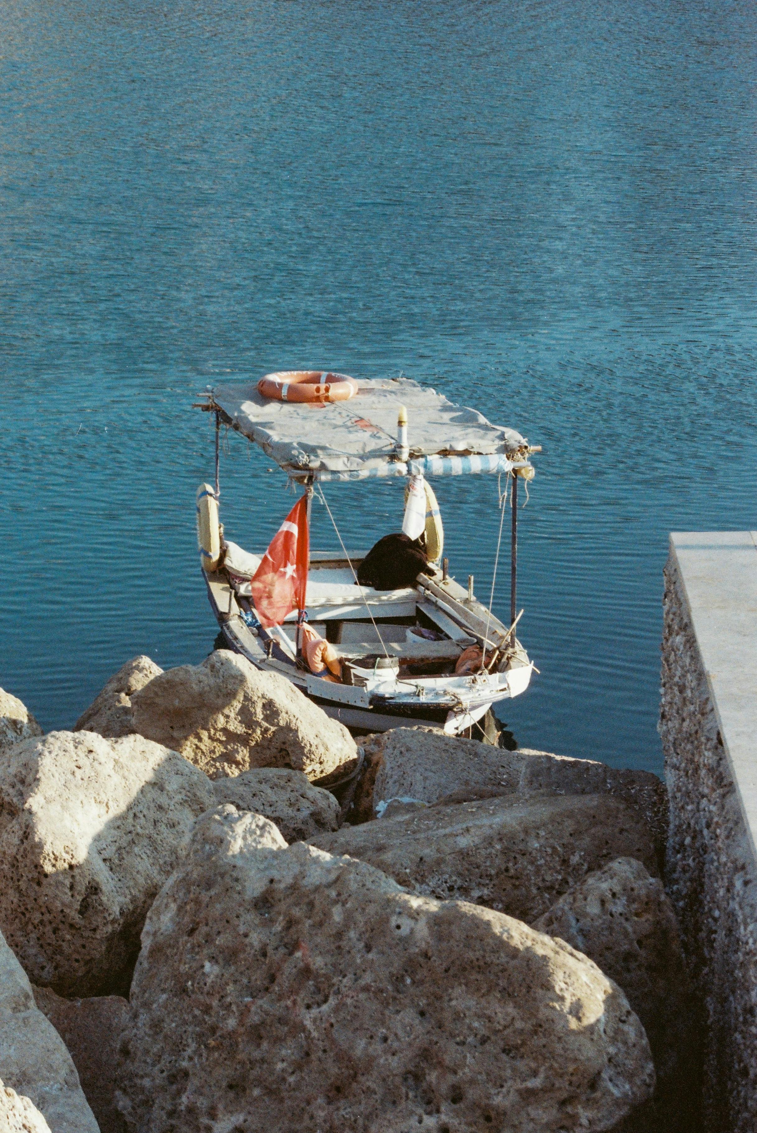 Foto de stock gratuita sobre agua, bandera turca, buques, hombre ...