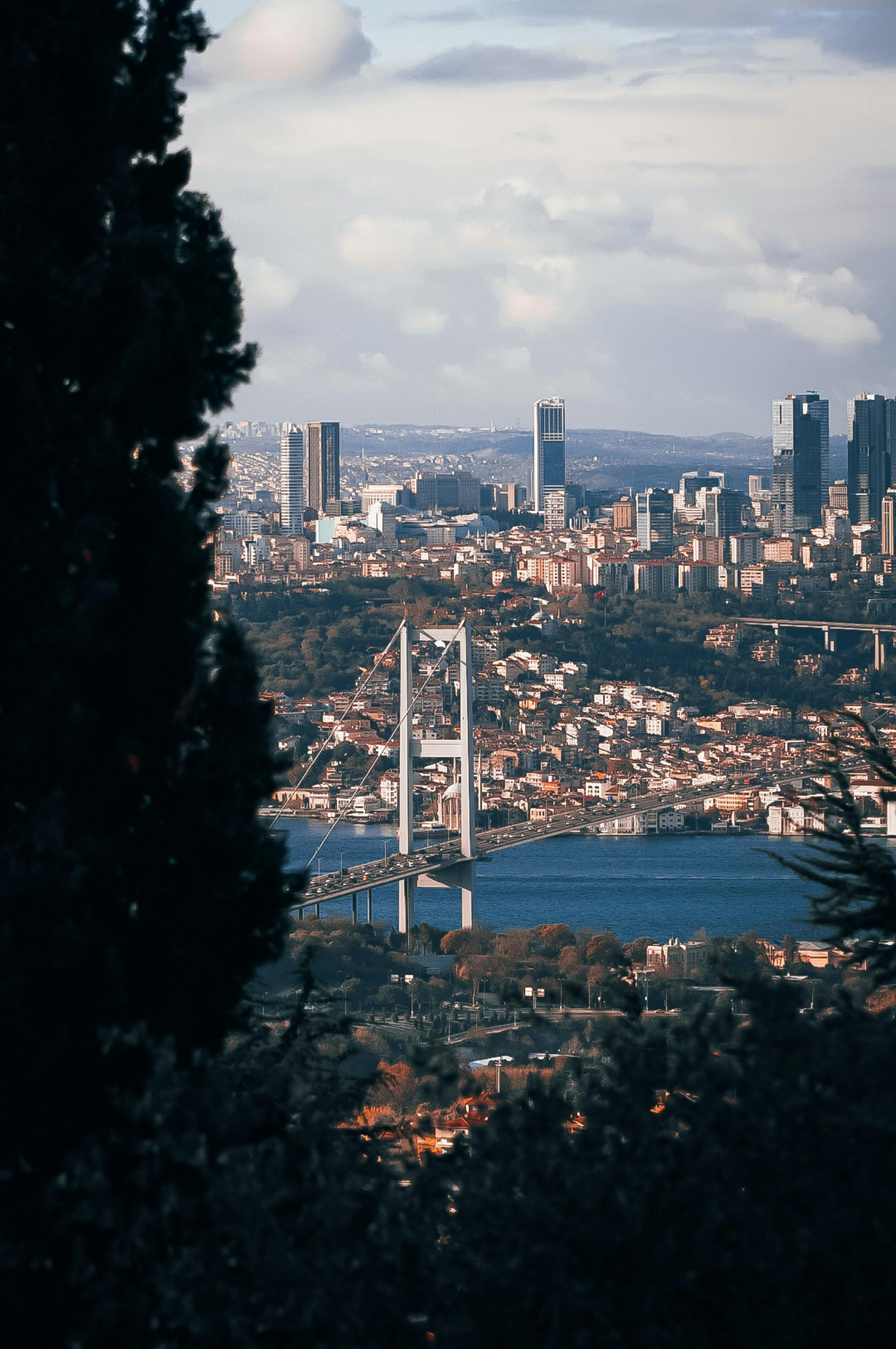 River near City · Free Stock Photo