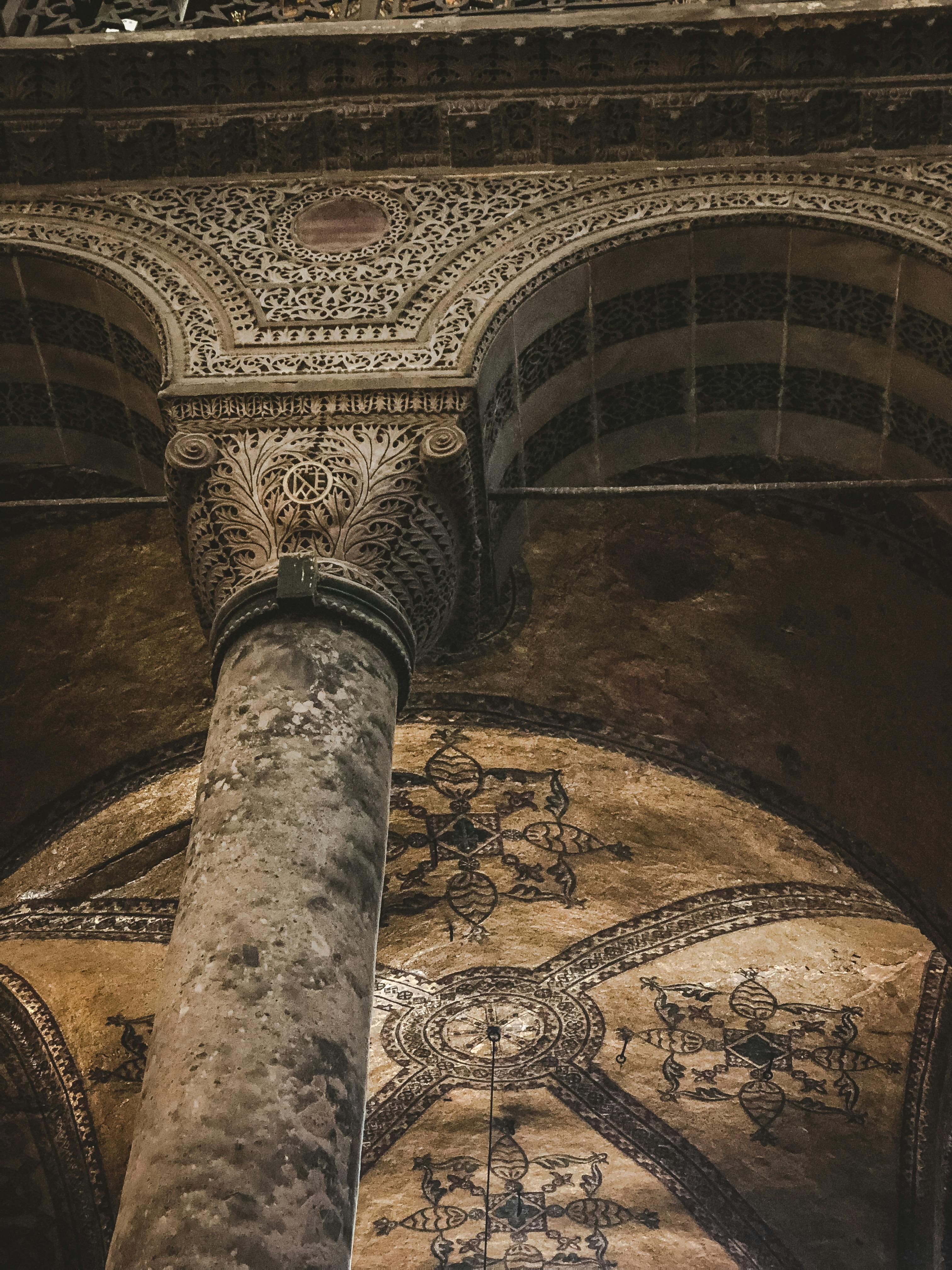 Low Angle Shot of an Arch with Detailed Art · Free Stock Photo