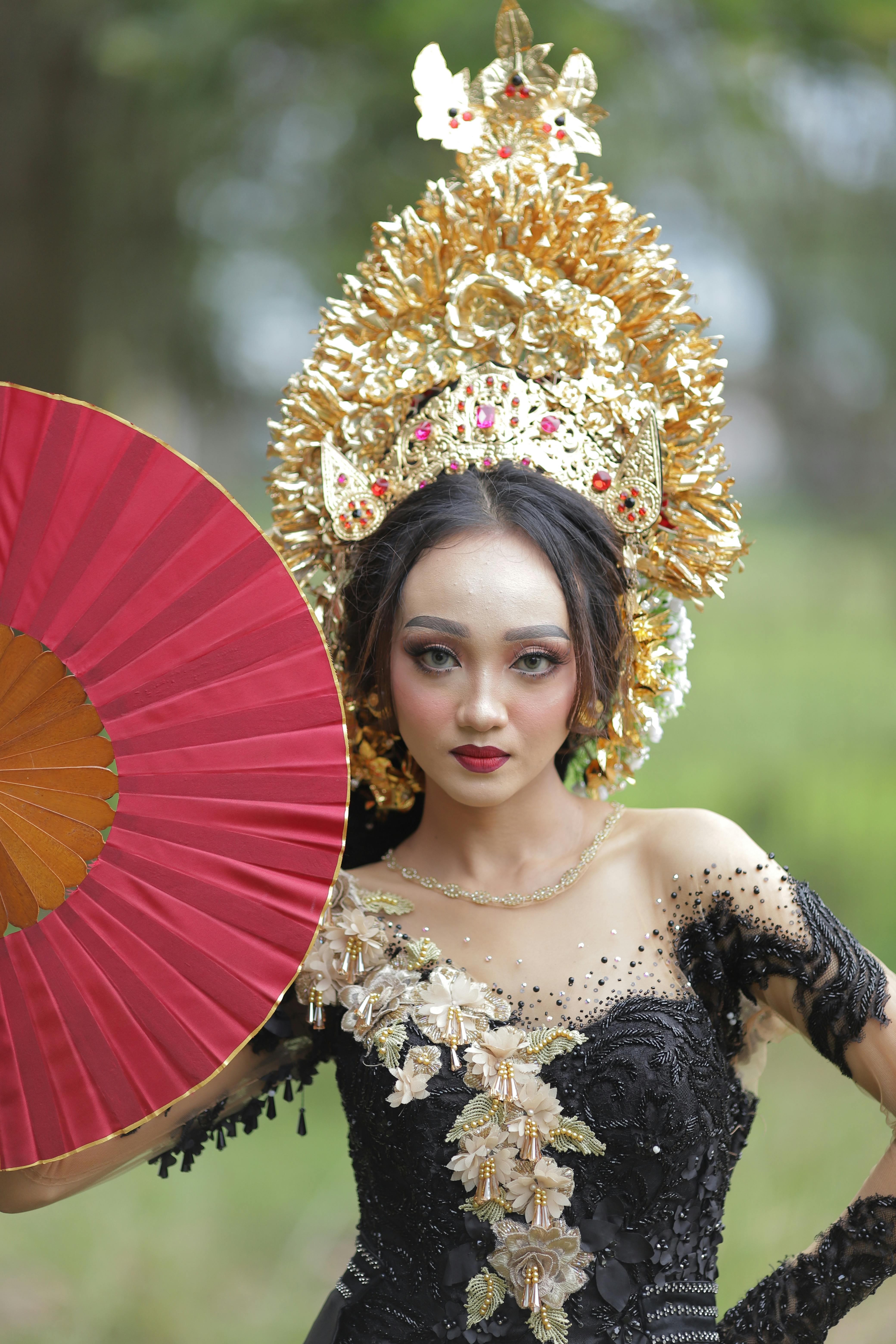 Beautiful Woman Wearing a Crown · Free Stock Photo