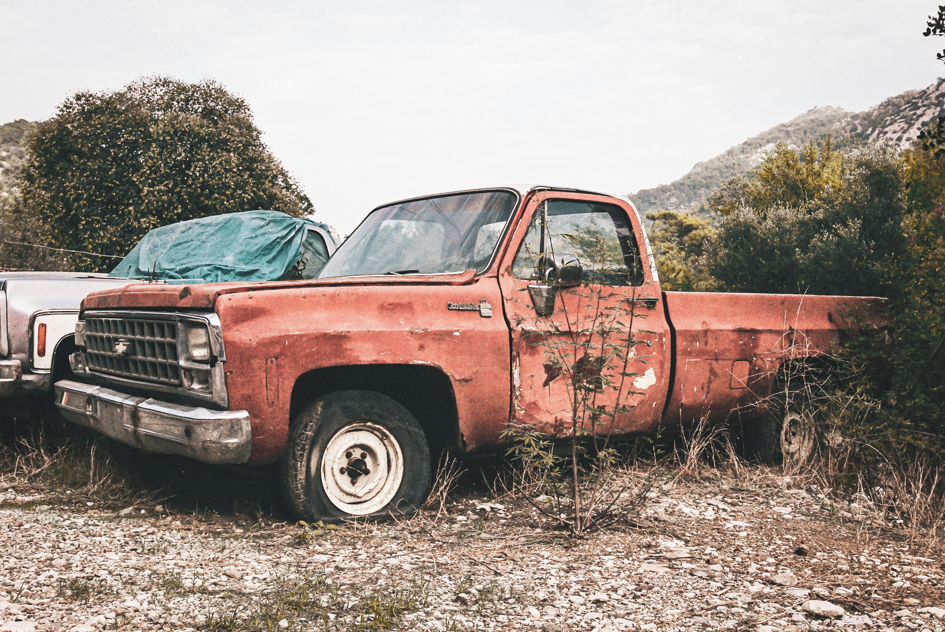 Abandoned Vintage Car with Flat Tire · Free Stock Photo