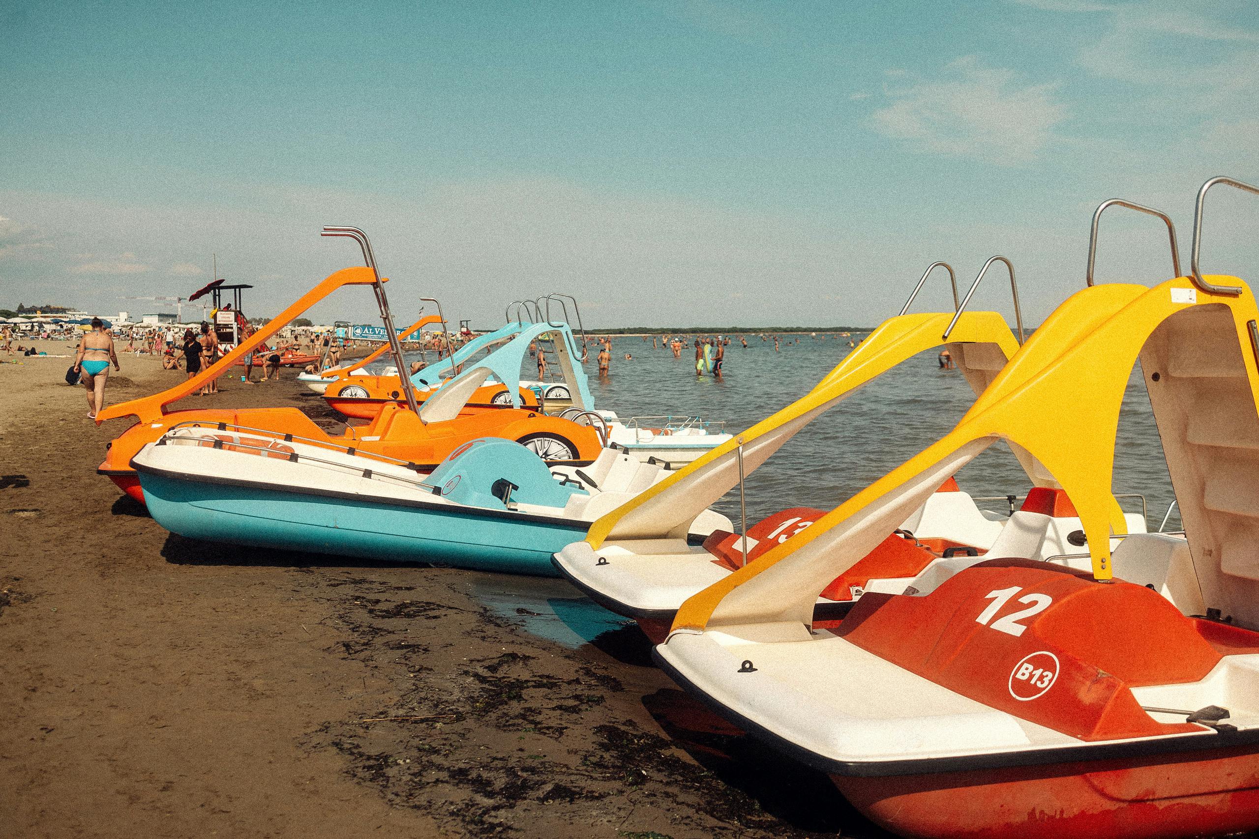 People on Car Pedalo on Lake · Free Stock Photo